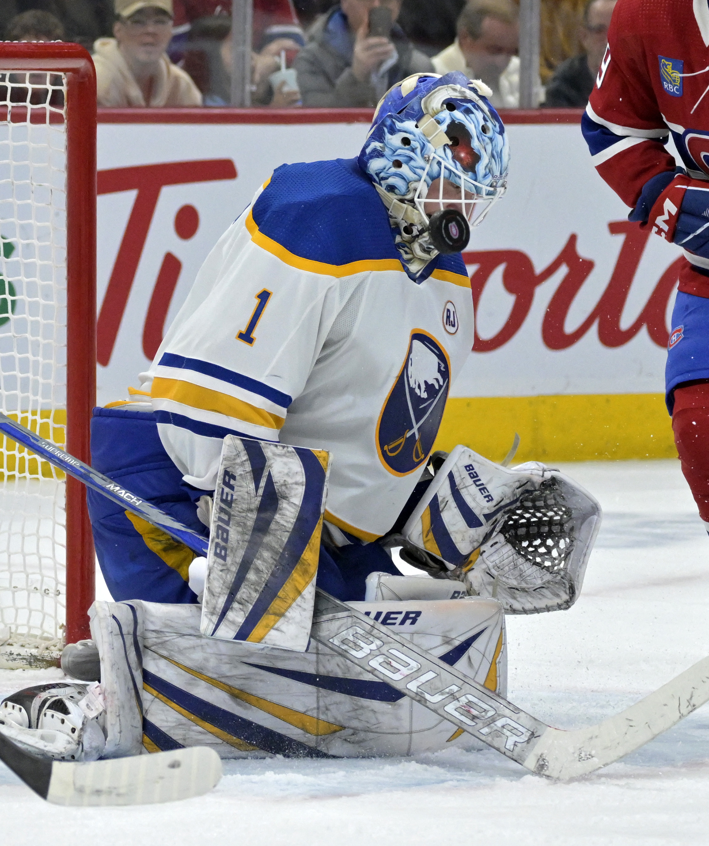 Sabres use strong second period to edge Habs | Reuters