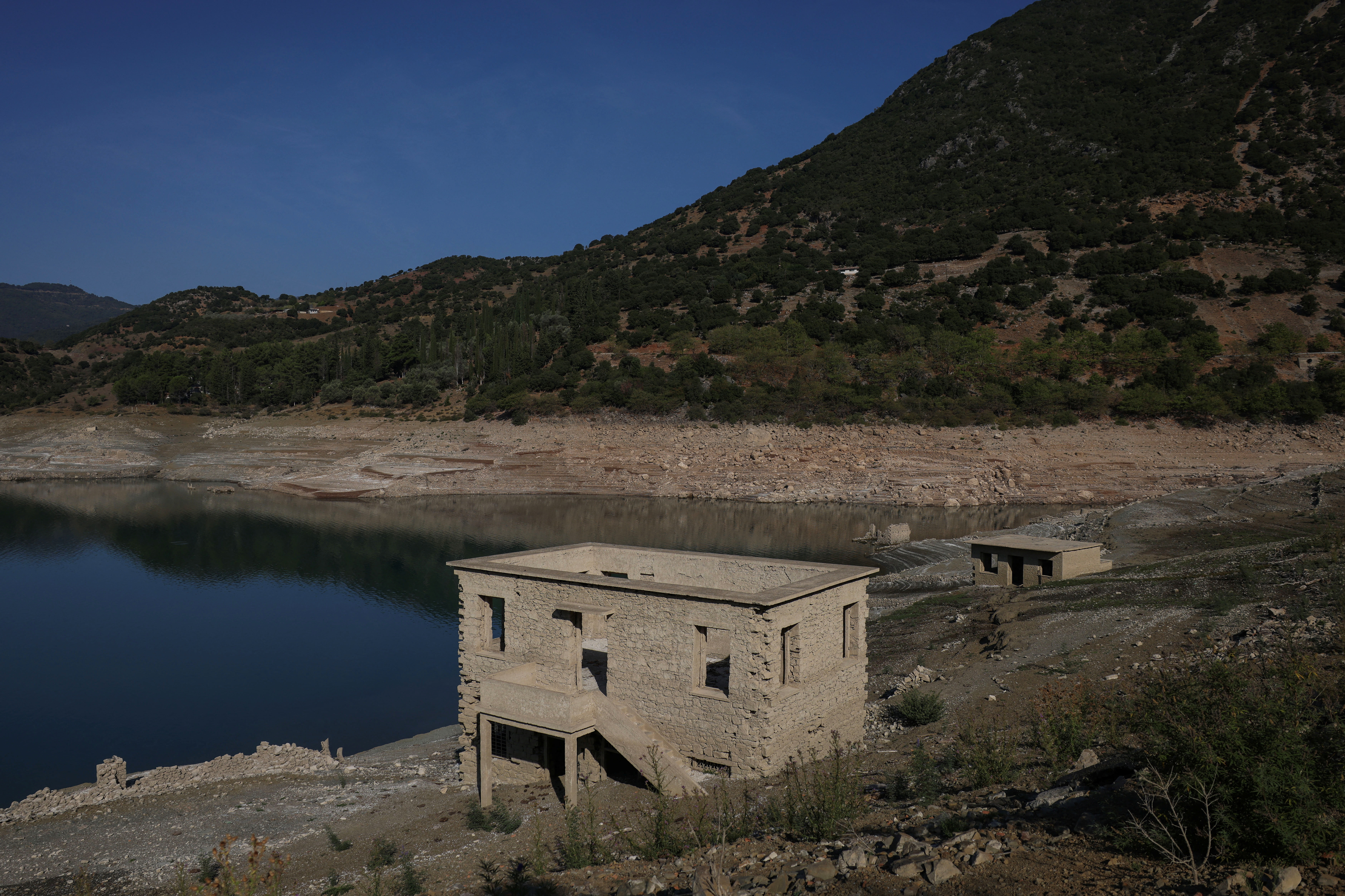 Drought dries up lake to reveal sunken Greek village | Greek News On ...