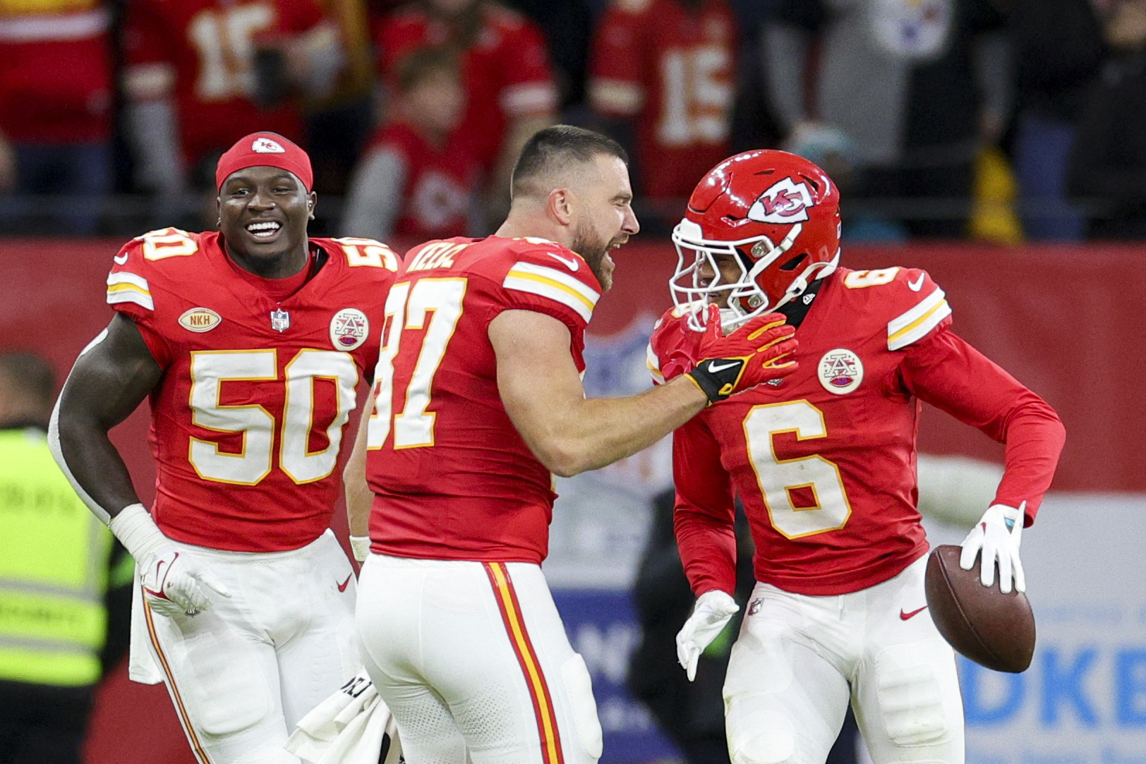 Chiefs stifle Dolphins' offense, grab key AFC win | Reuters
