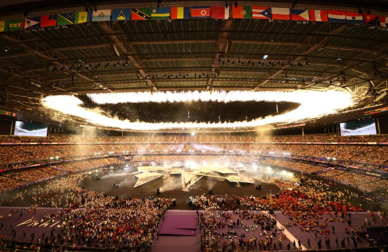 Tom Cruise hands Olympic flag to LA, closing Paris Games | Reuters