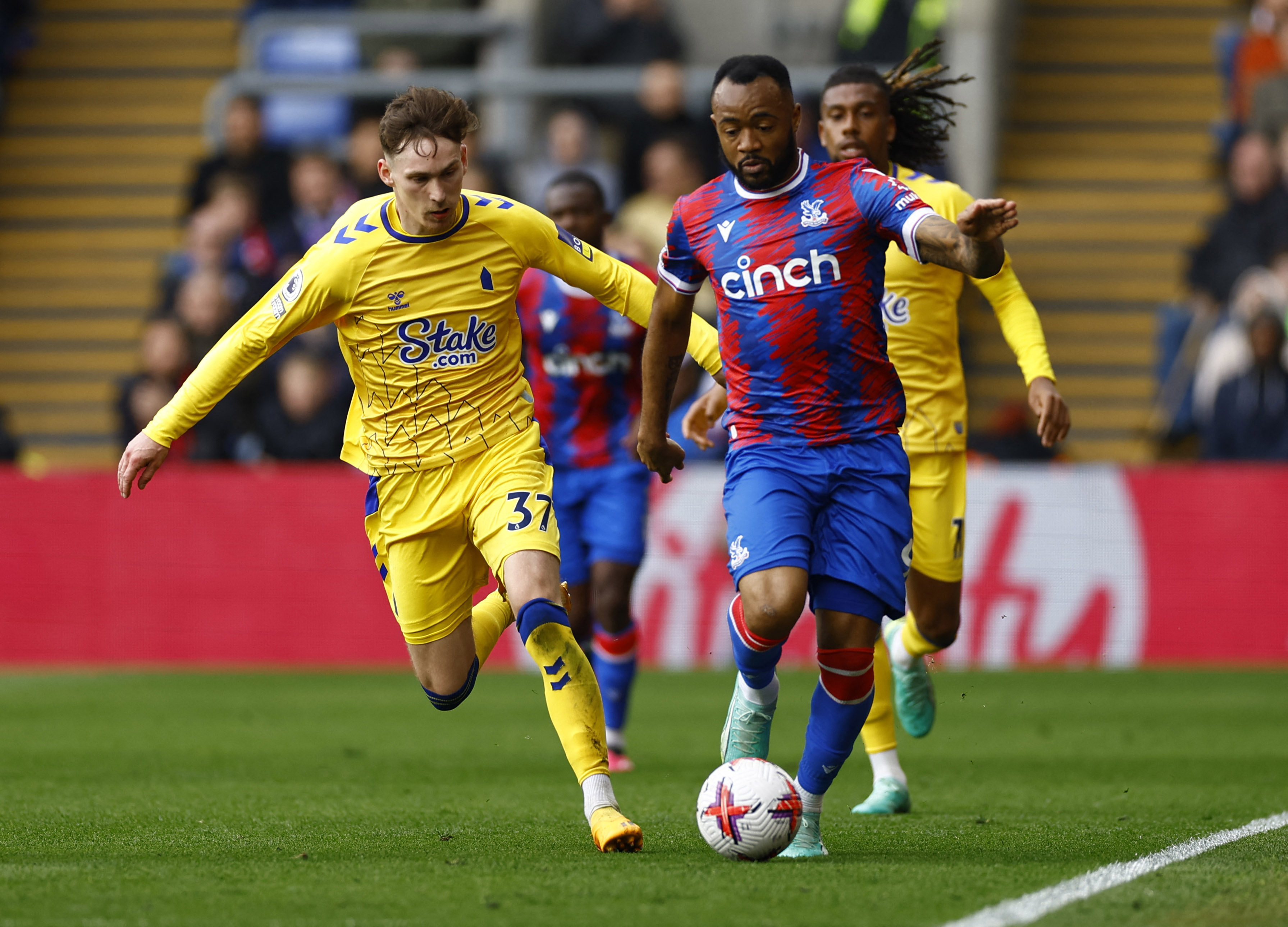 Everton earn draw at Palace but slip into bottom three | Reuters