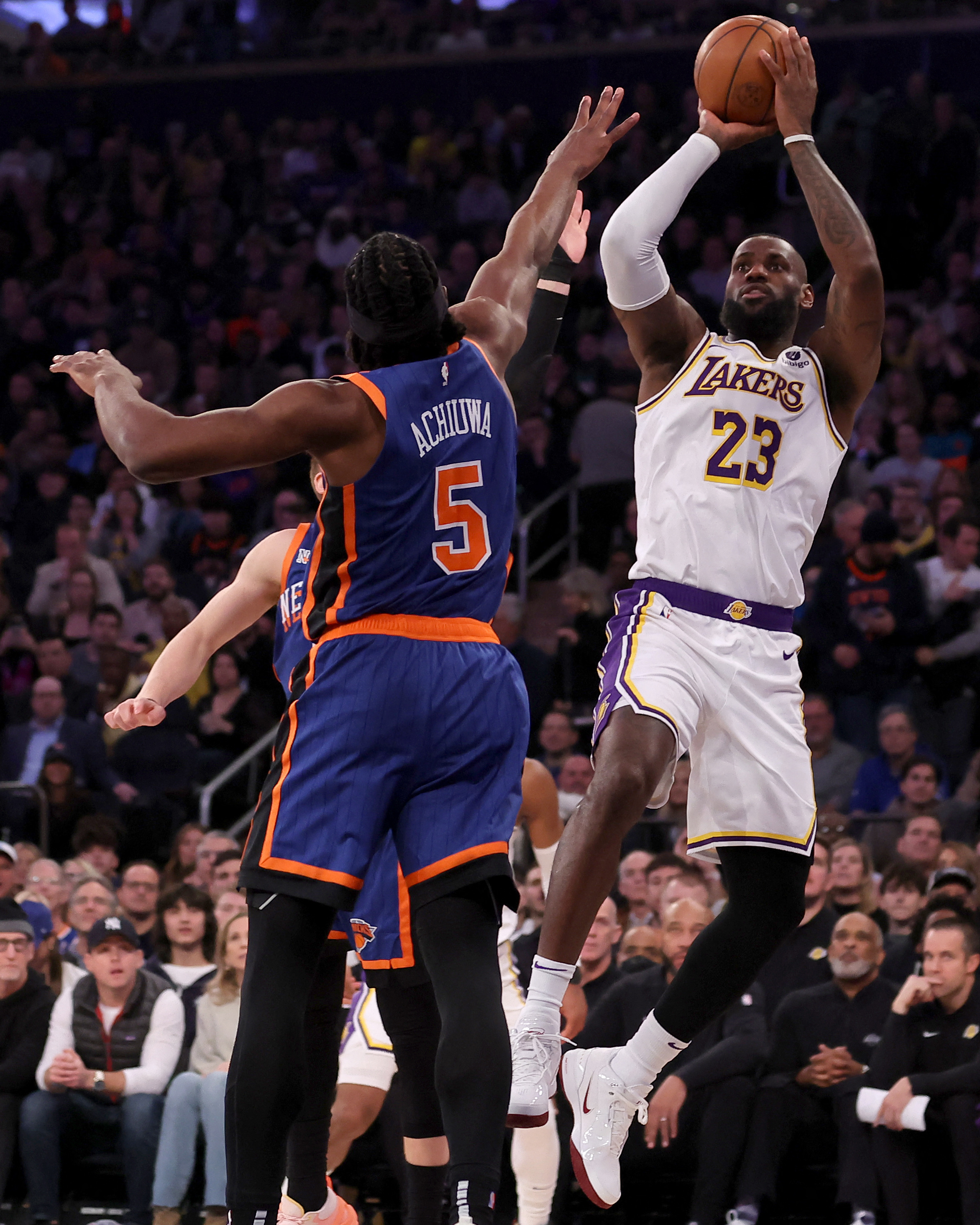 Lakers rally, snap Knicks' 9-game win streak | Reuters