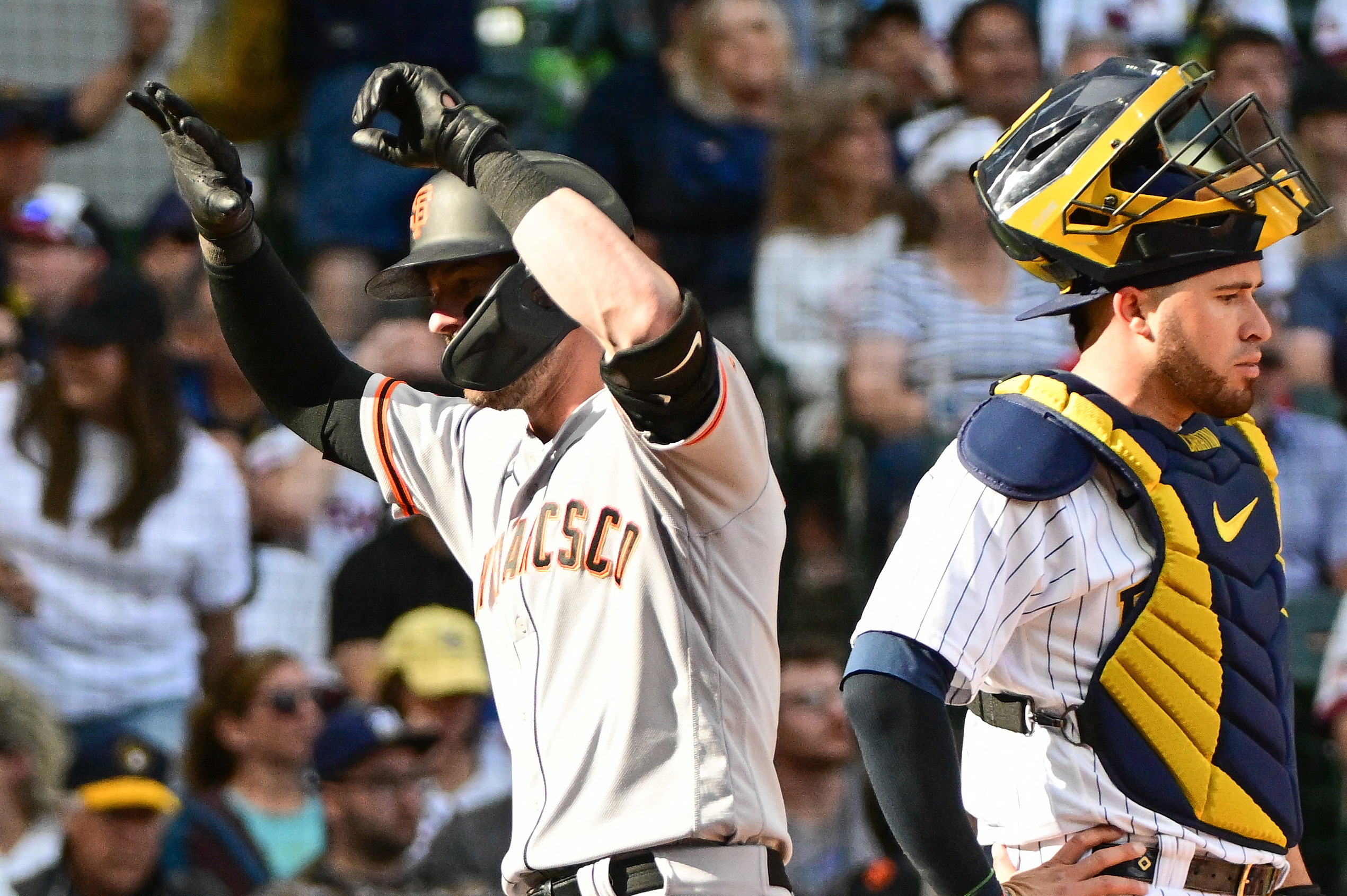 Giants come through with clutch plays to beat Brewers | Reuters