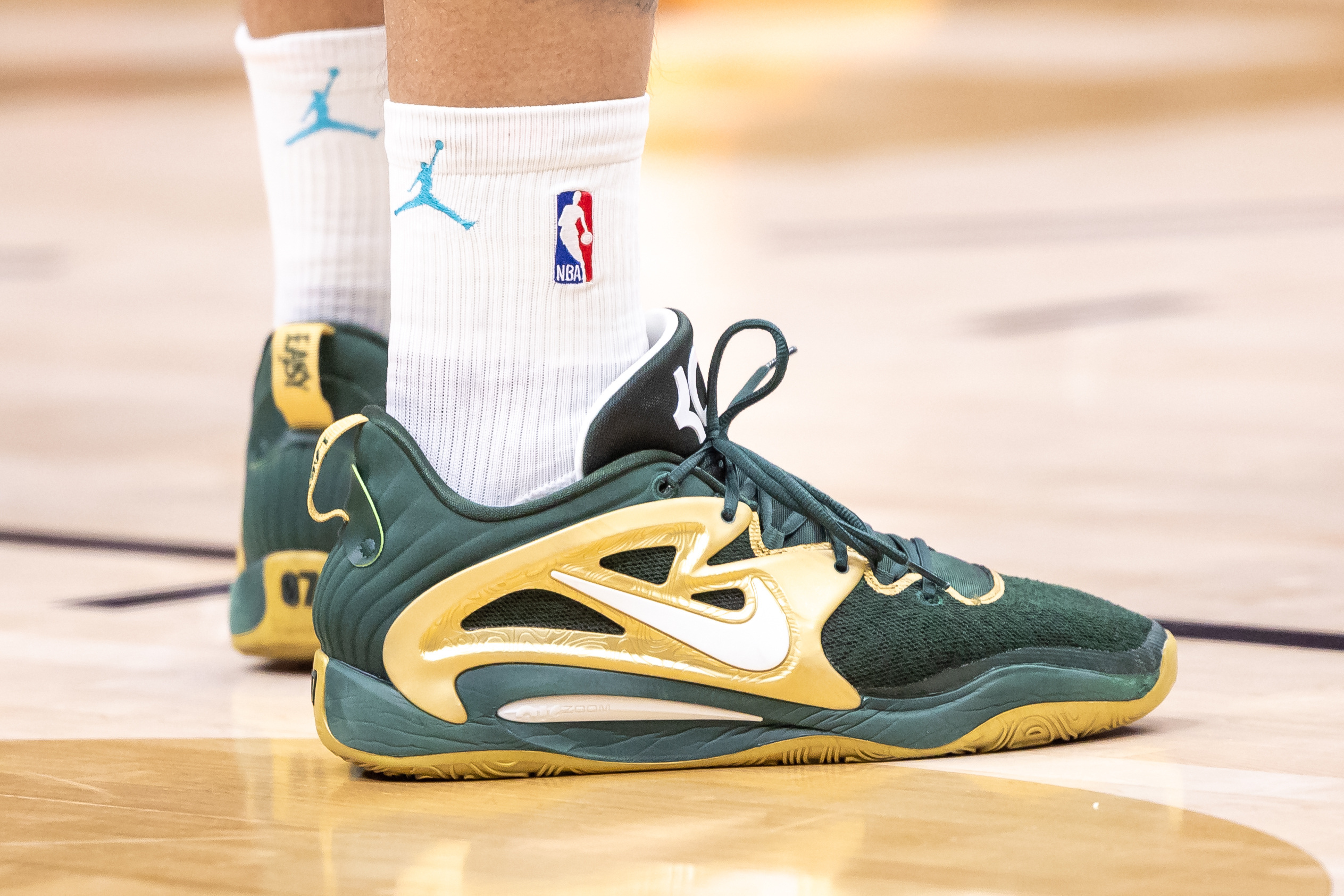 Pelicans' team-record 3-point effort too much for Hornets | Reuters