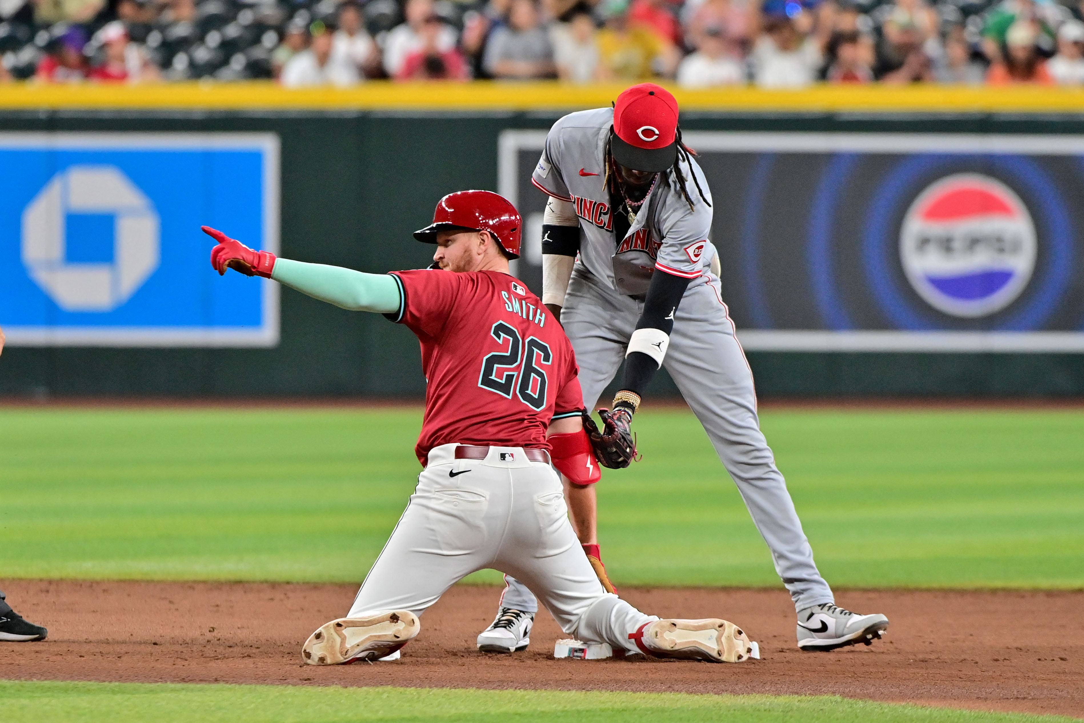 In pitchers' duel, D-backs edge reeling Reds on late hit | Reuters