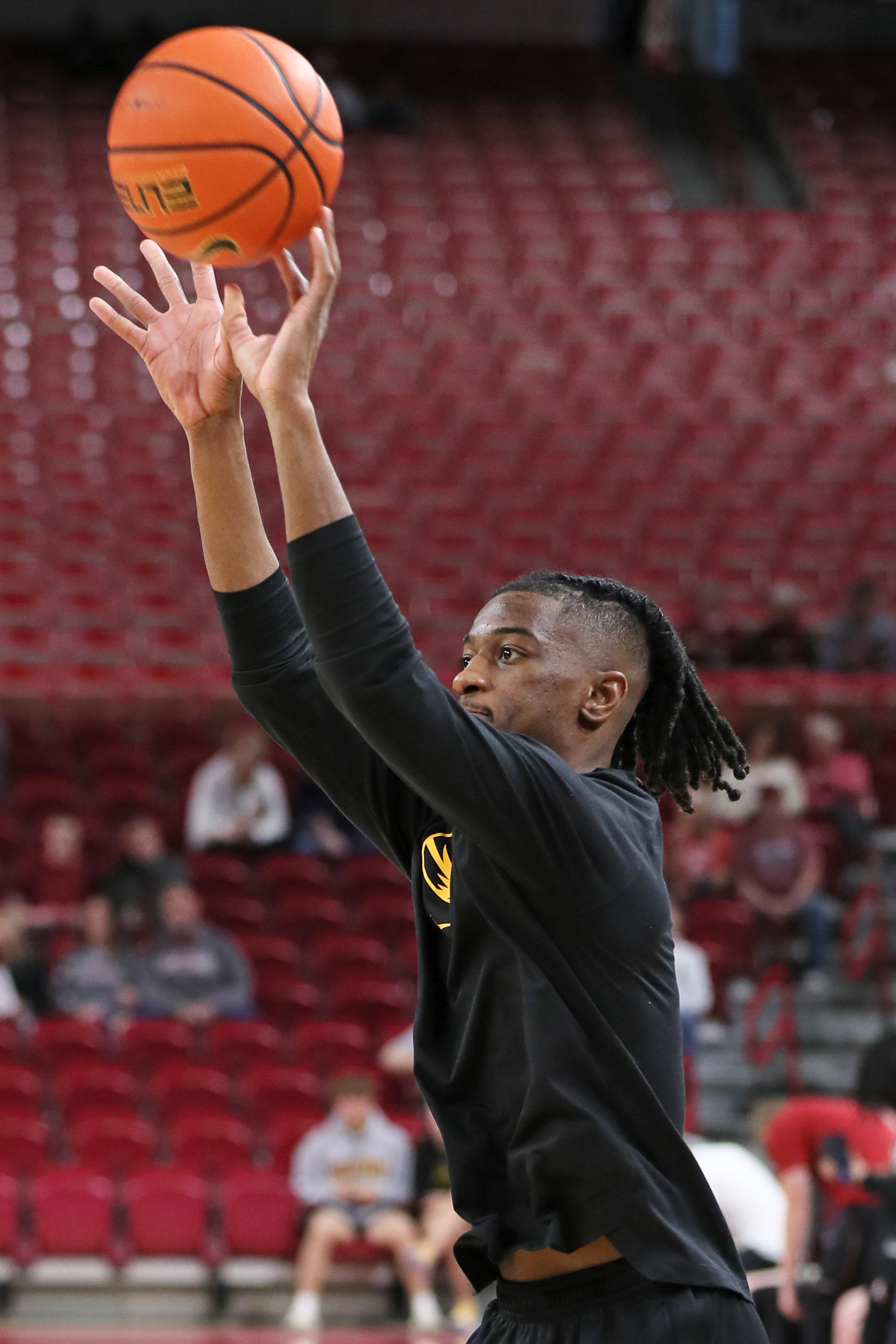 Khalif Battle scores 42 to pace Arkansas past Missouri | Reuters