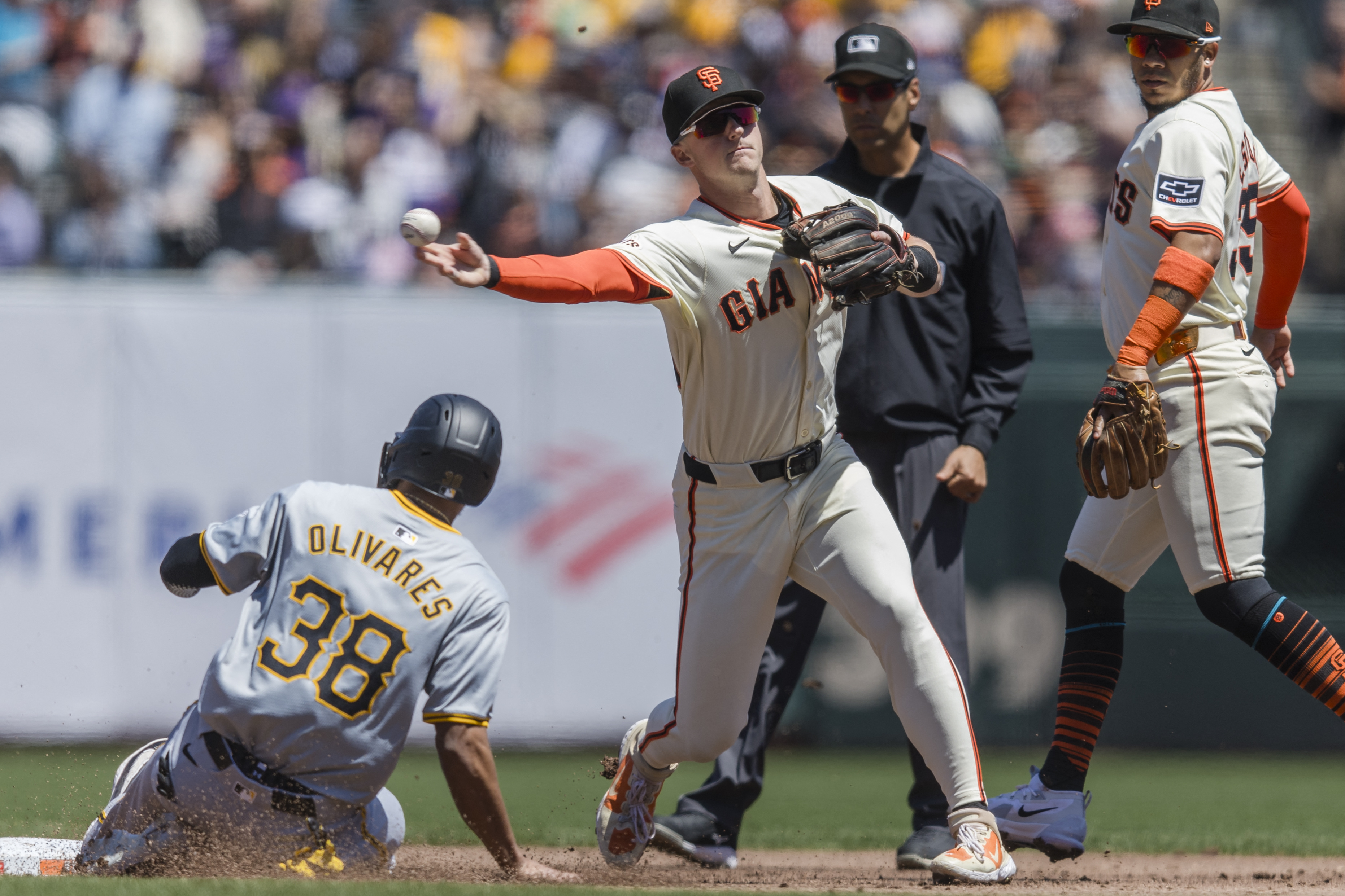 Giants edge Pirates to win low-scoring series | Reuters