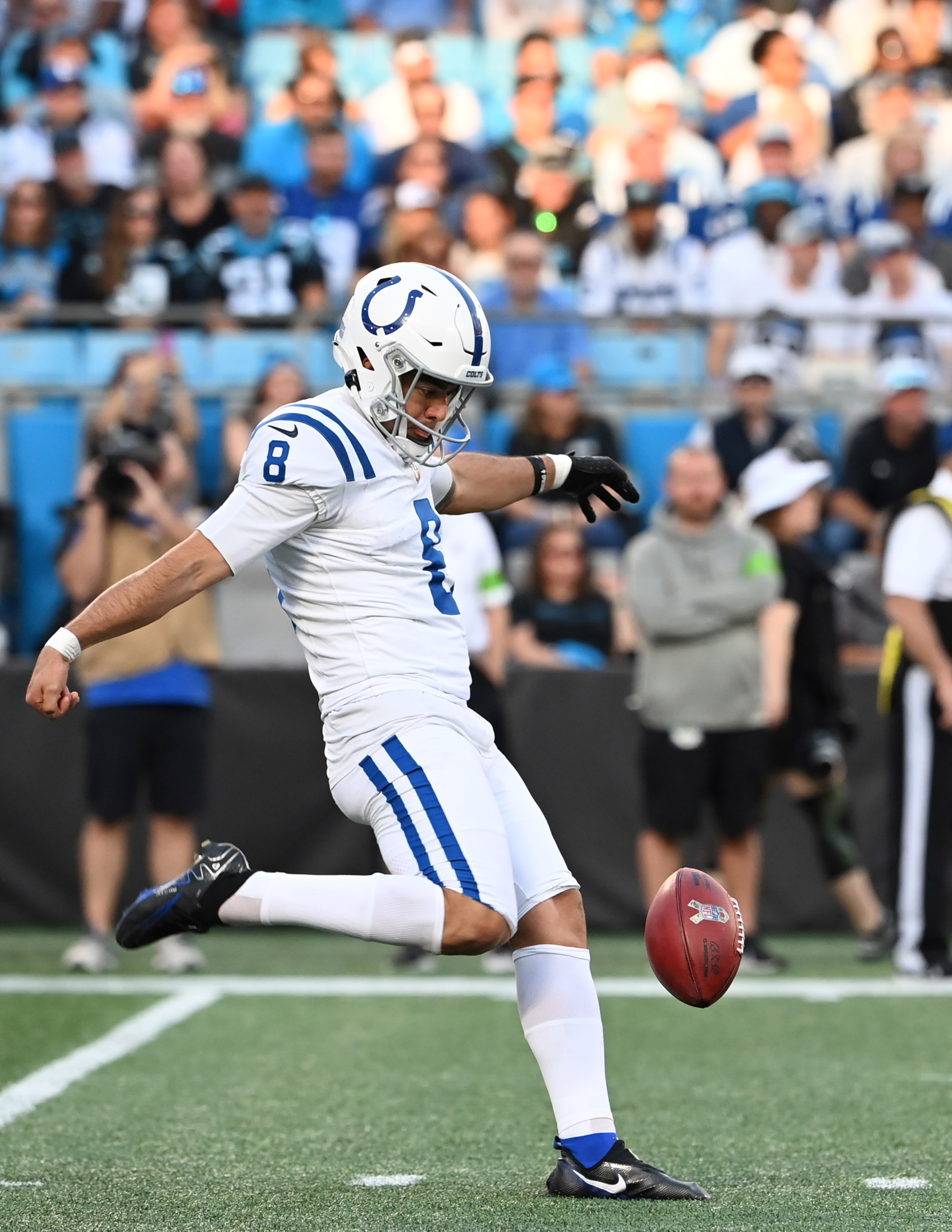 Bears ride defense to tight victory over Panthers | Reuters