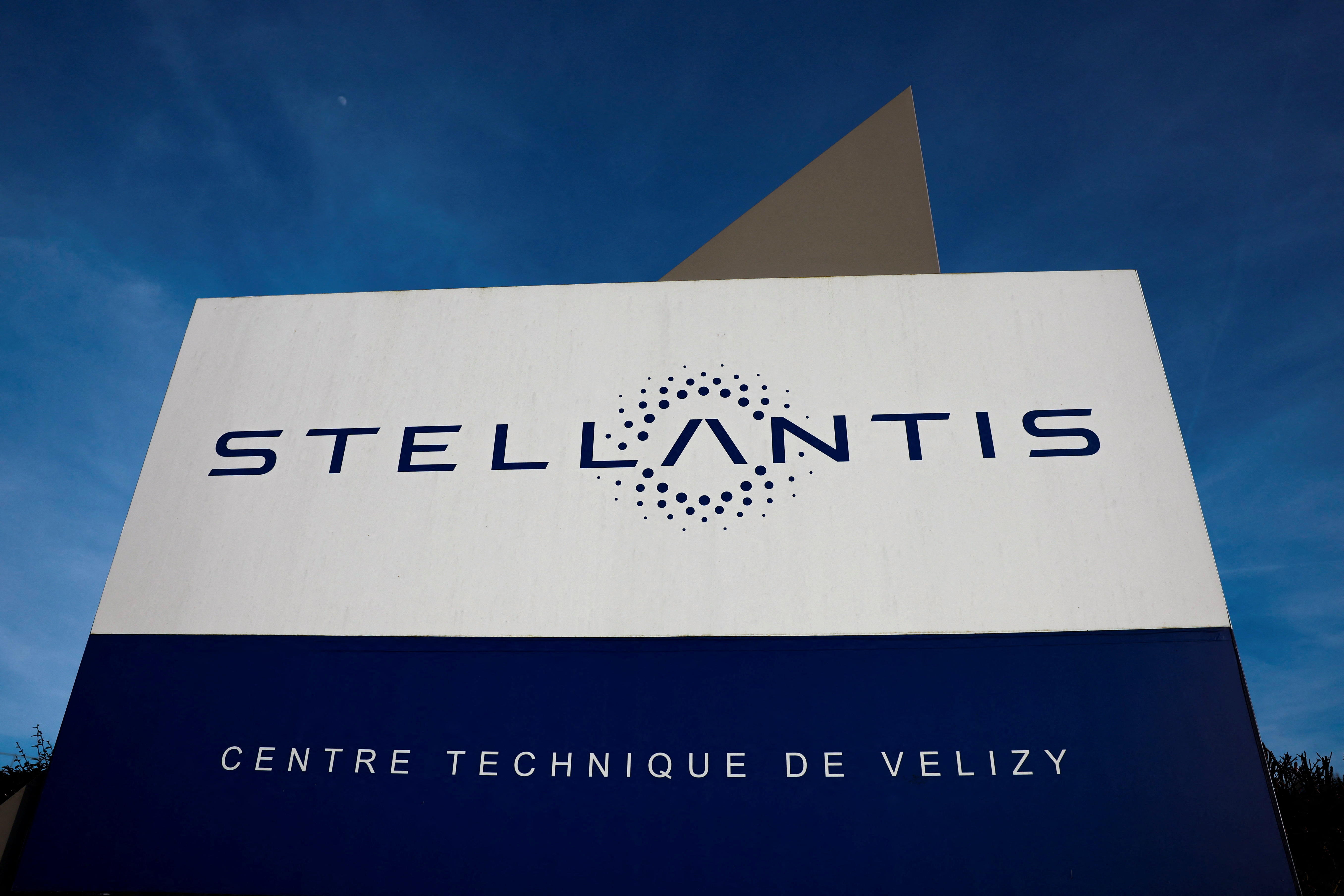 Stellantis delays investment plans for Illinois | Reuters