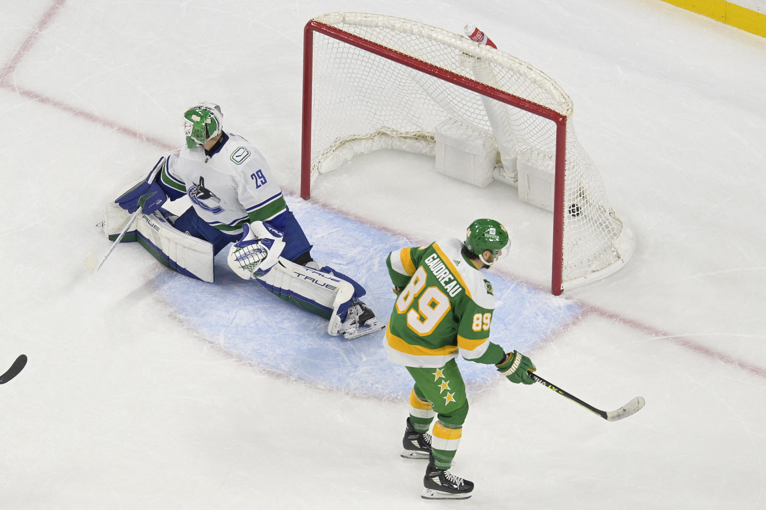 Wild remain hot, top Canucks 2-1 in SO | Reuters