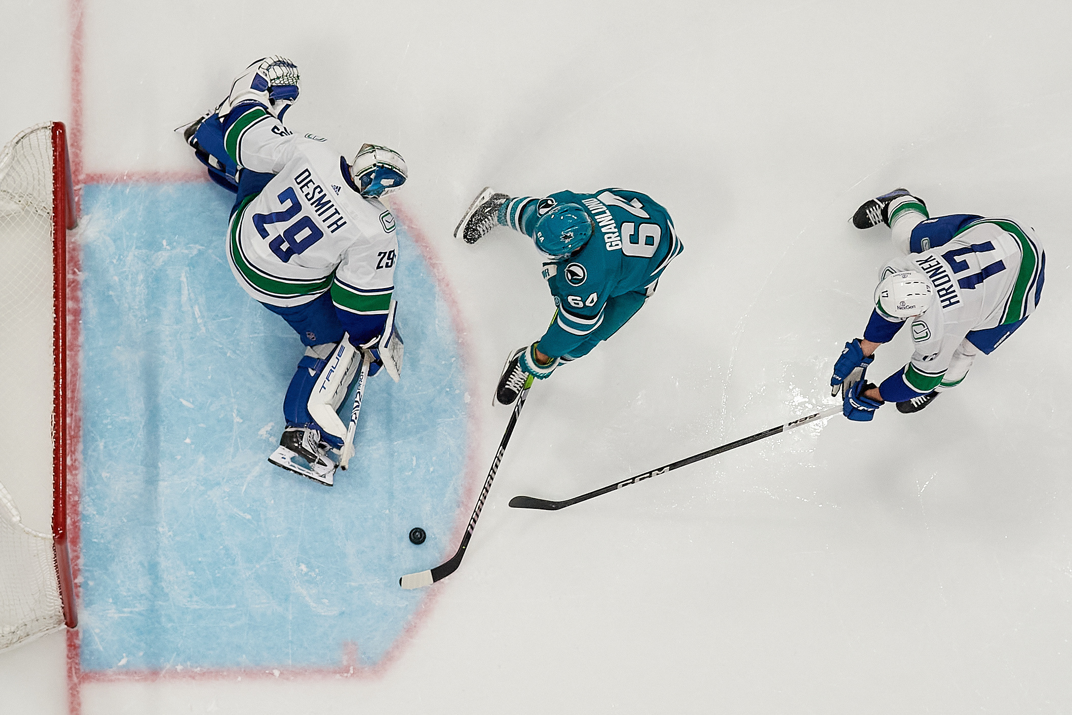 Woeful offenses live up to hype as Sharks edge Caps | Reuters