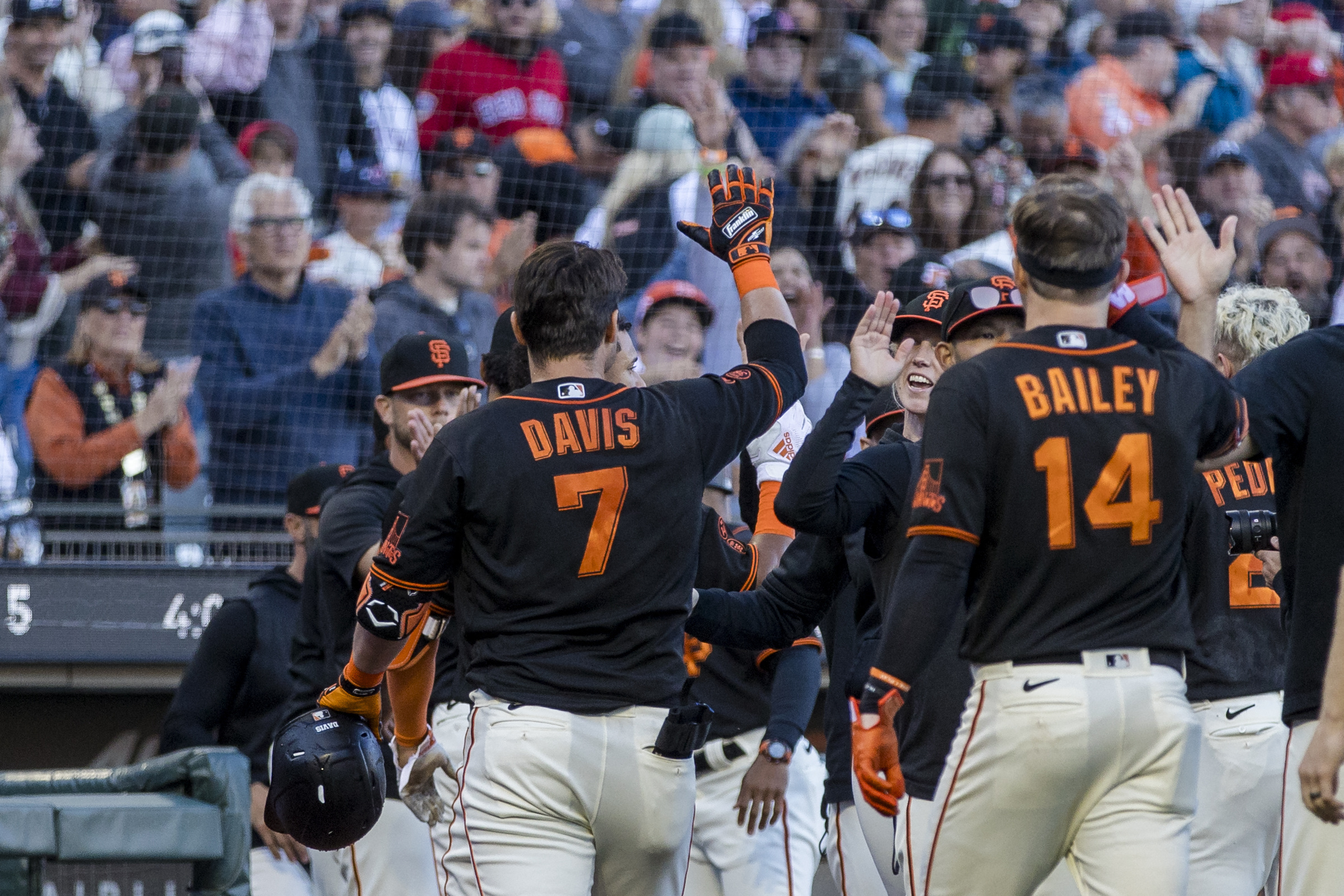 J.D. Davis' walk-off HR lifts Giants over Red Sox | Reuters