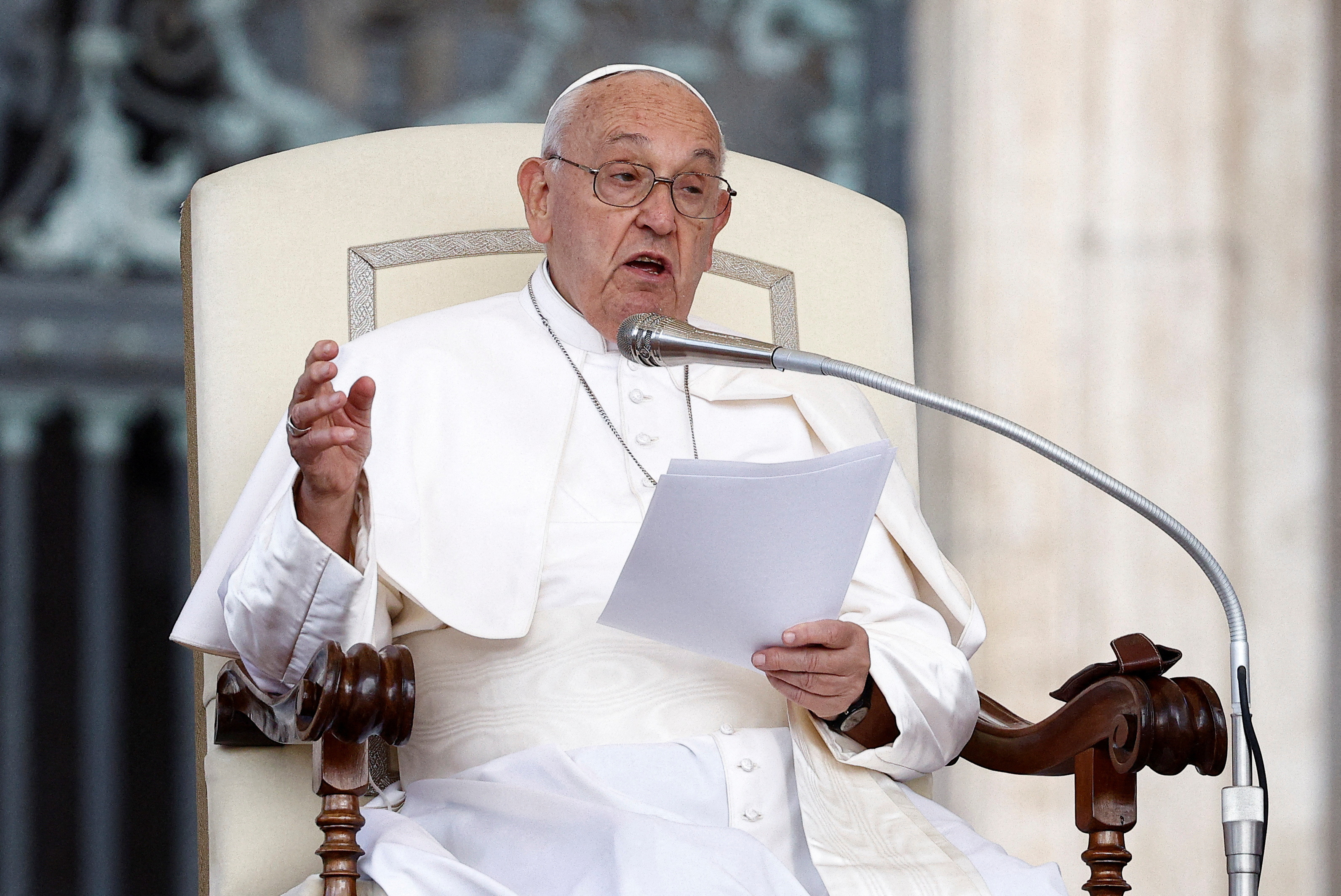 Pope Francis praises natural beauty in meeting with plastic surgeons ...