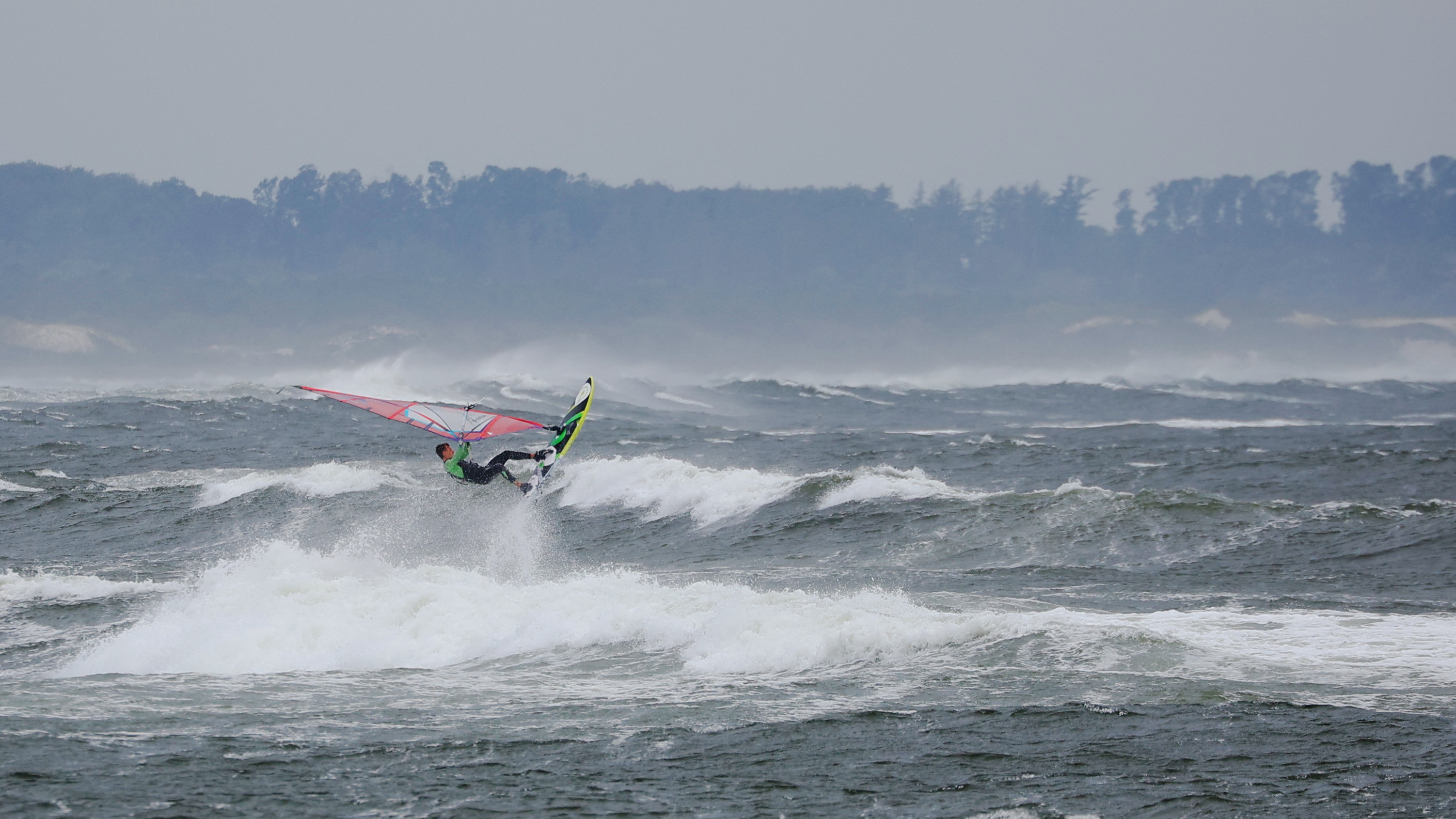 Storm Lee makes landfall in Canada, downing trees and knocking out ...