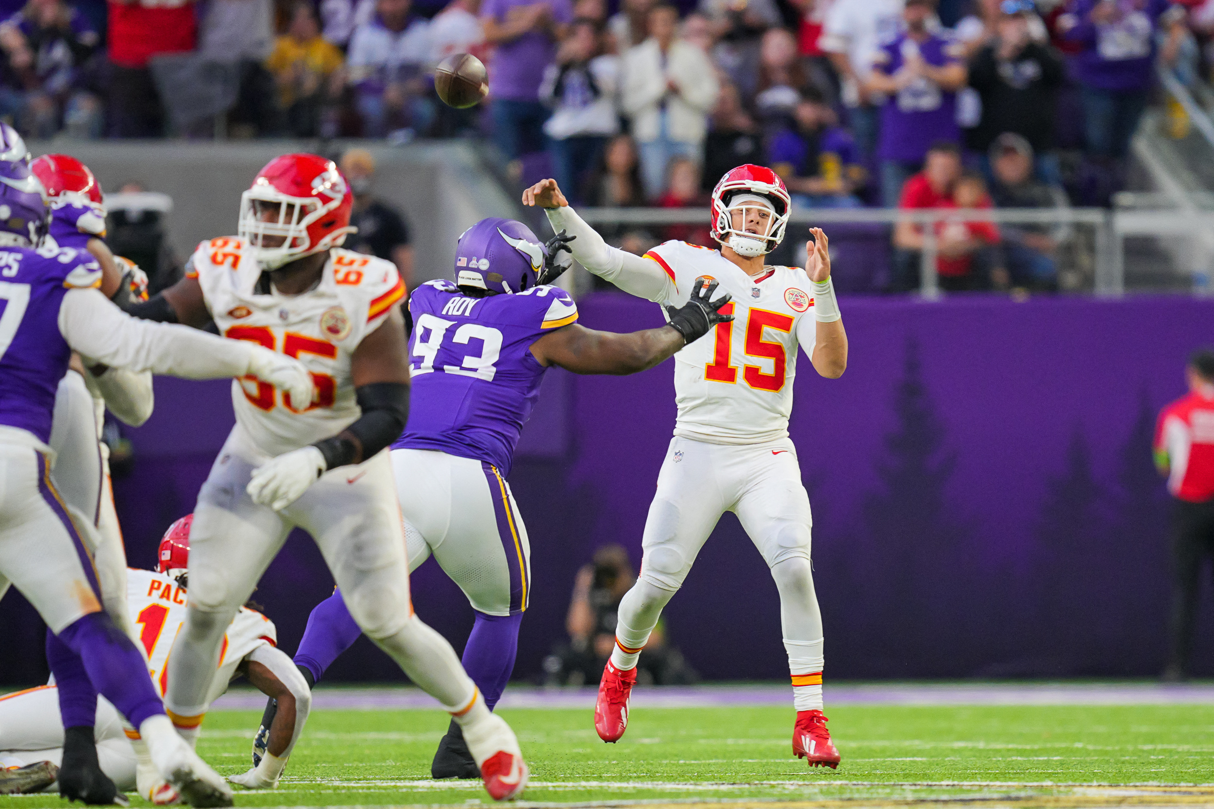 Patrick Mahomes excels as Chiefs hold off Vikings | Reuters
