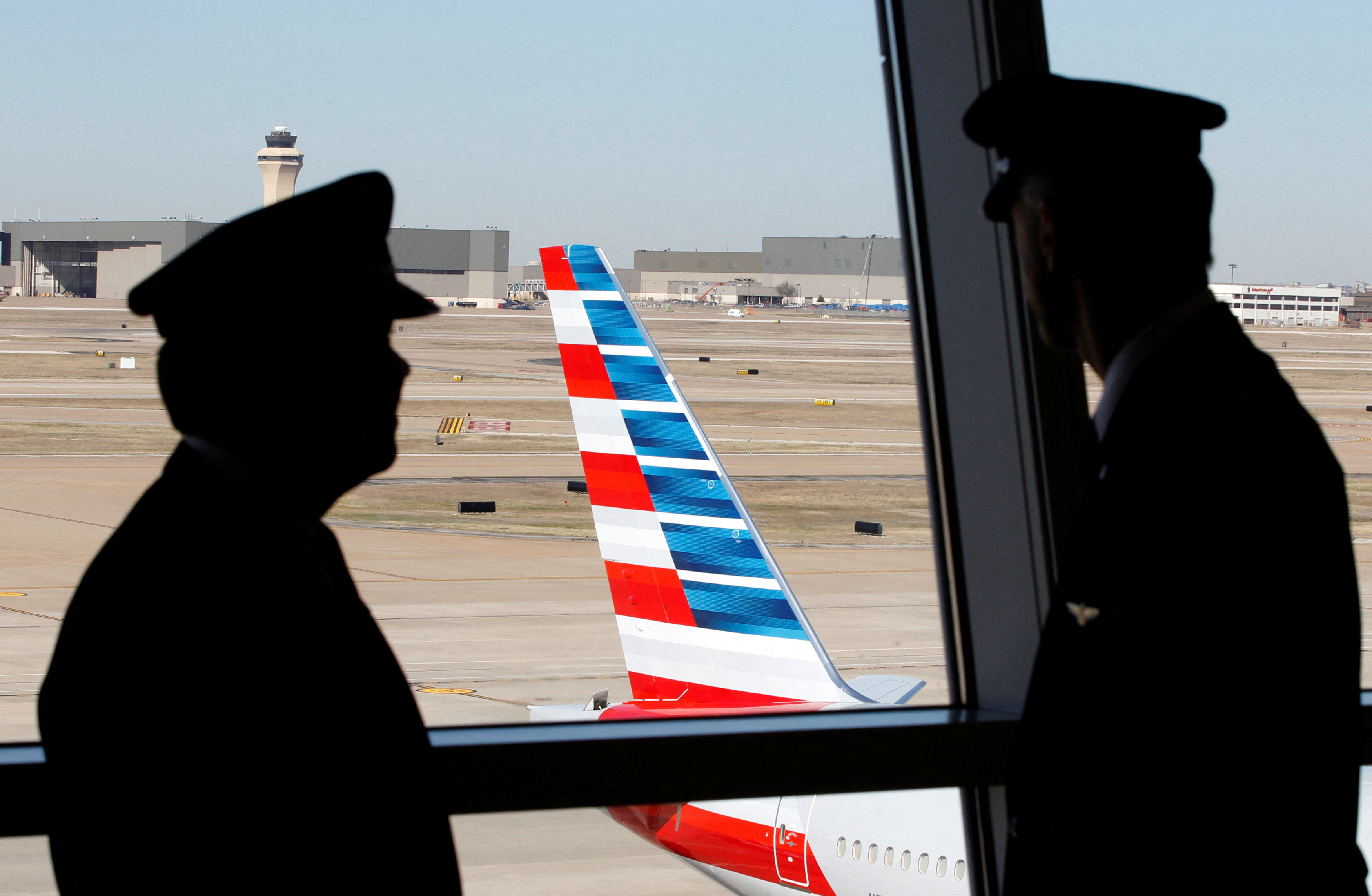 American Airlines pilots to get 21% pay raise this year in tentative ...