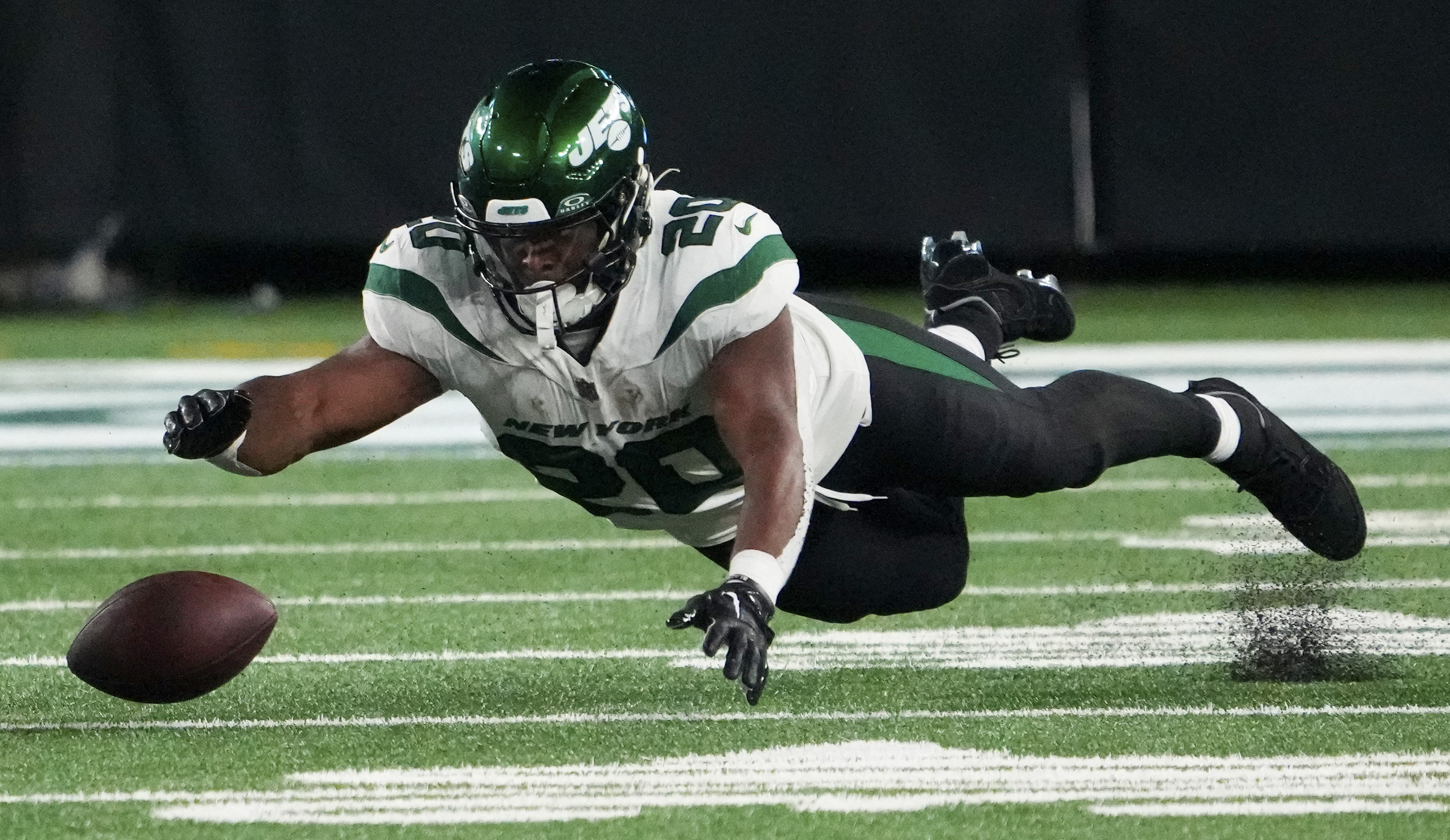 Derius Davis sets tone early as Chargers snuff Jets | Reuters