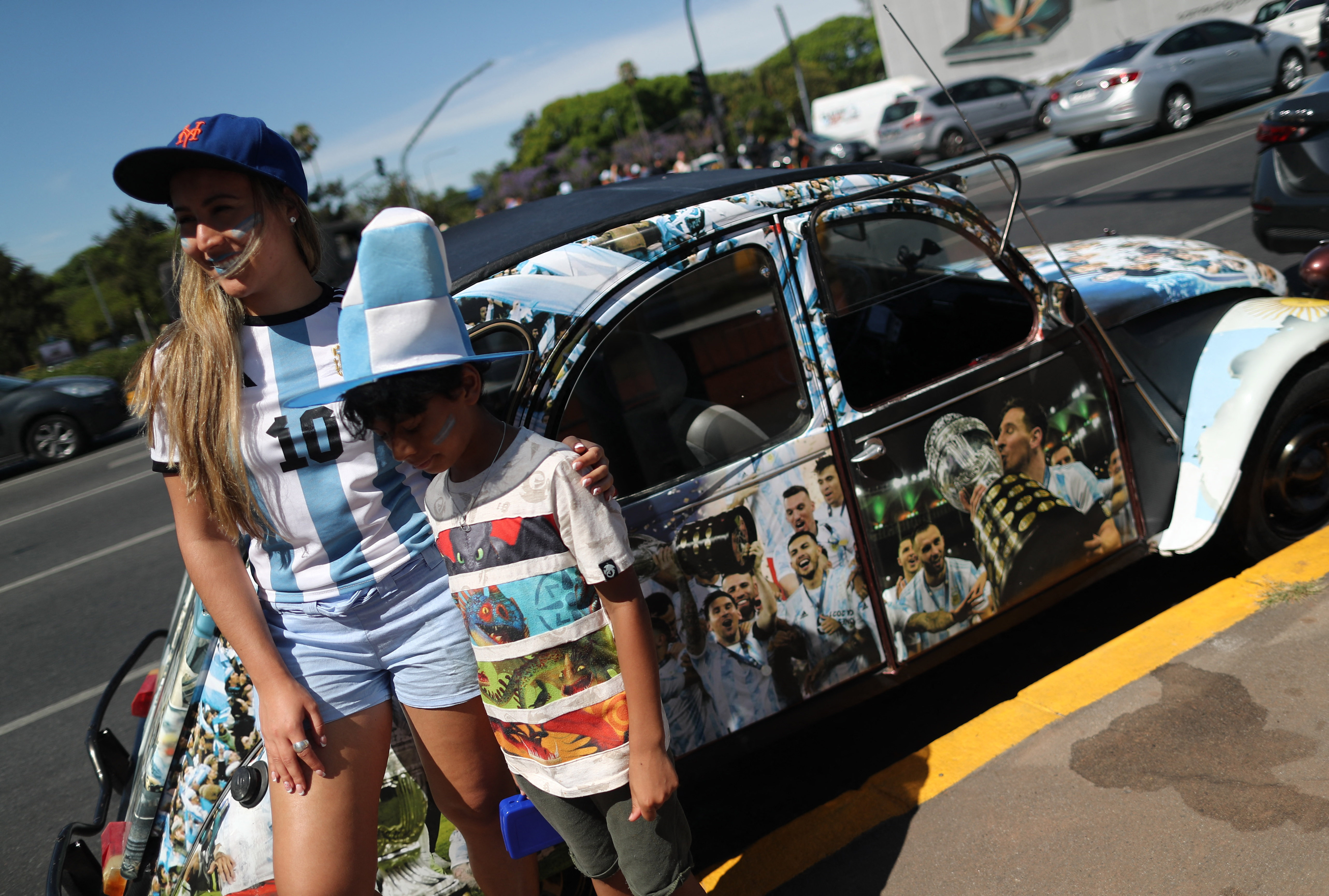 Argentina and Mexico fans' rivalry rocks Qatar | Reuters