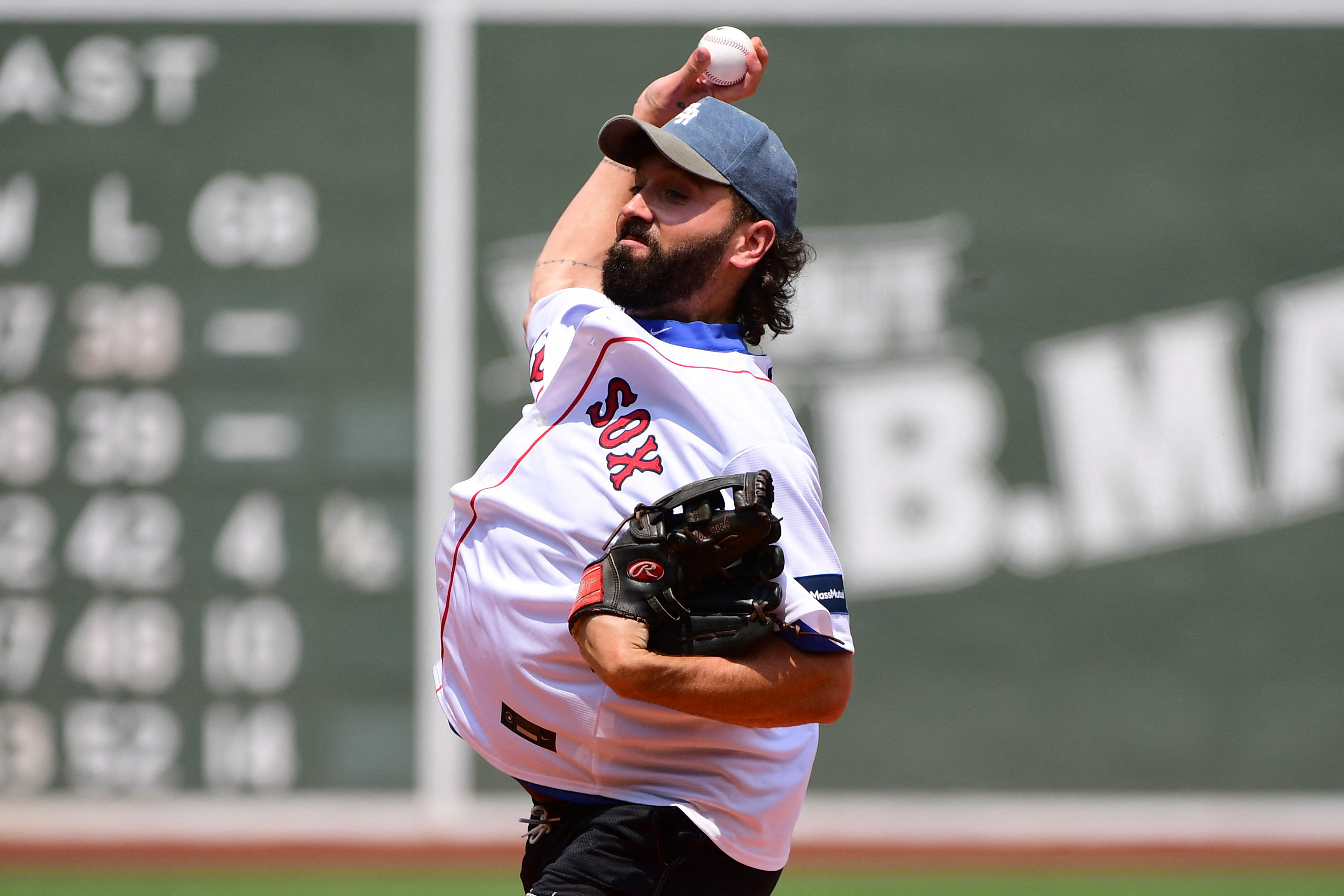 Red Sox win fourth straight series by turning back Royals | Reuters