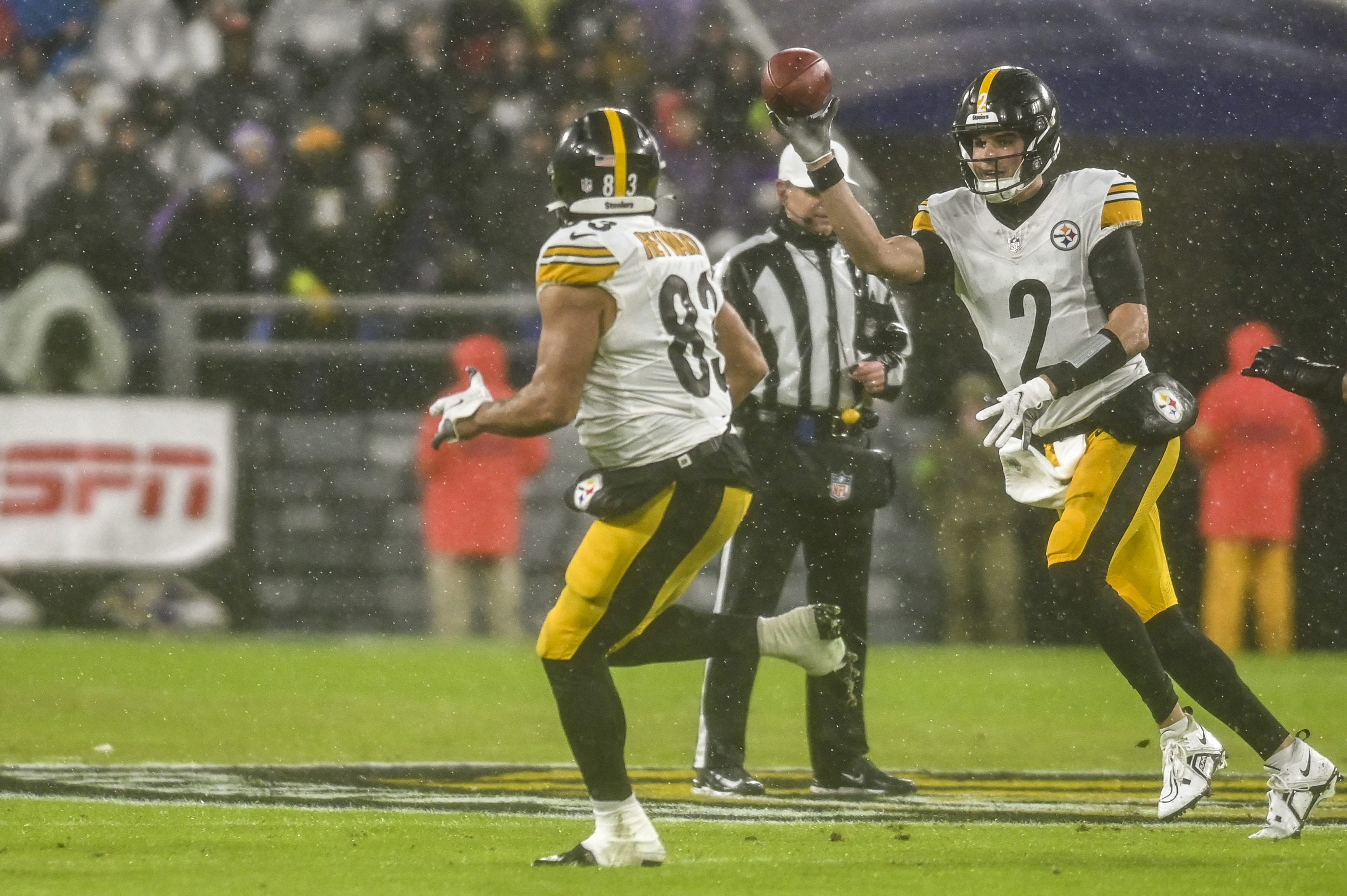 Steelers clip Ravens, keep playoff hopes alive | Reuters
