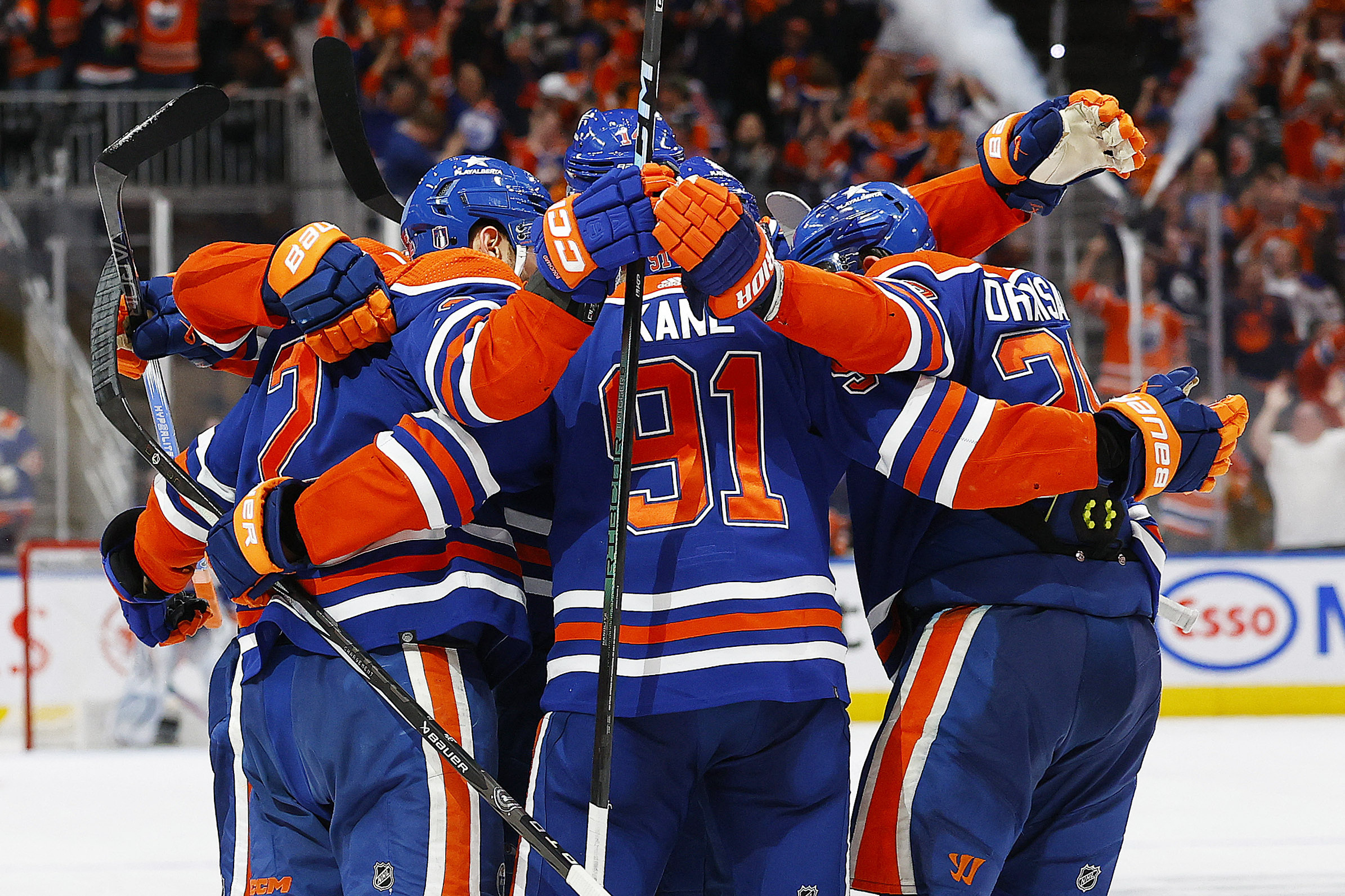 Oilers level series vs. Canucks thanks to last-minute goal | Reuters