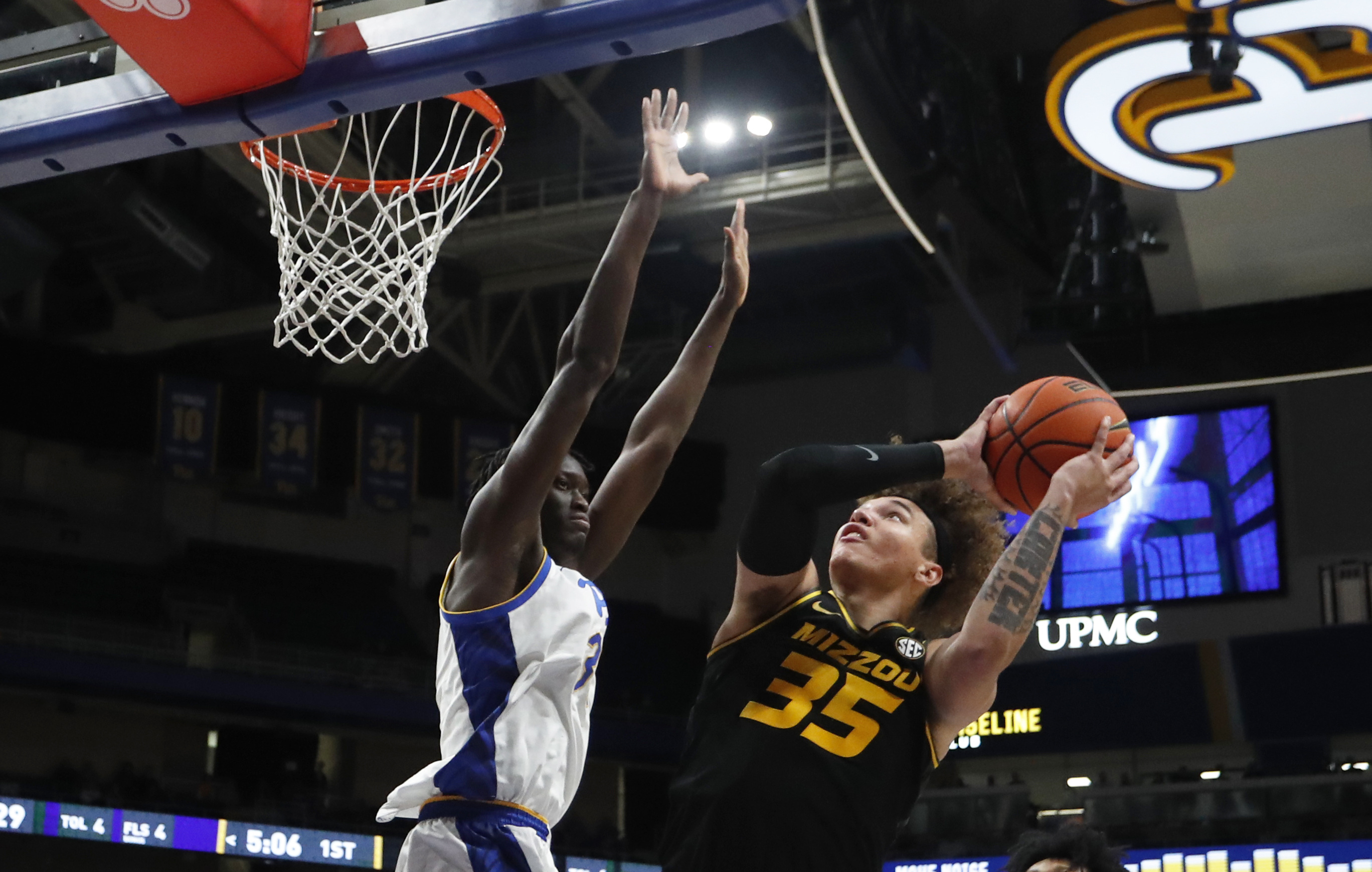 Missouri ends Pitt's home winning streak | Reuters