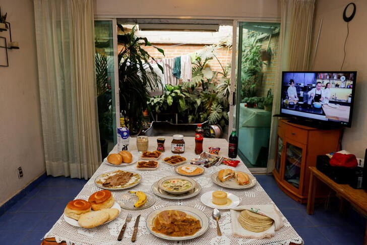 Temptation everywhere: Mexican children struggle with obesity | Reuters