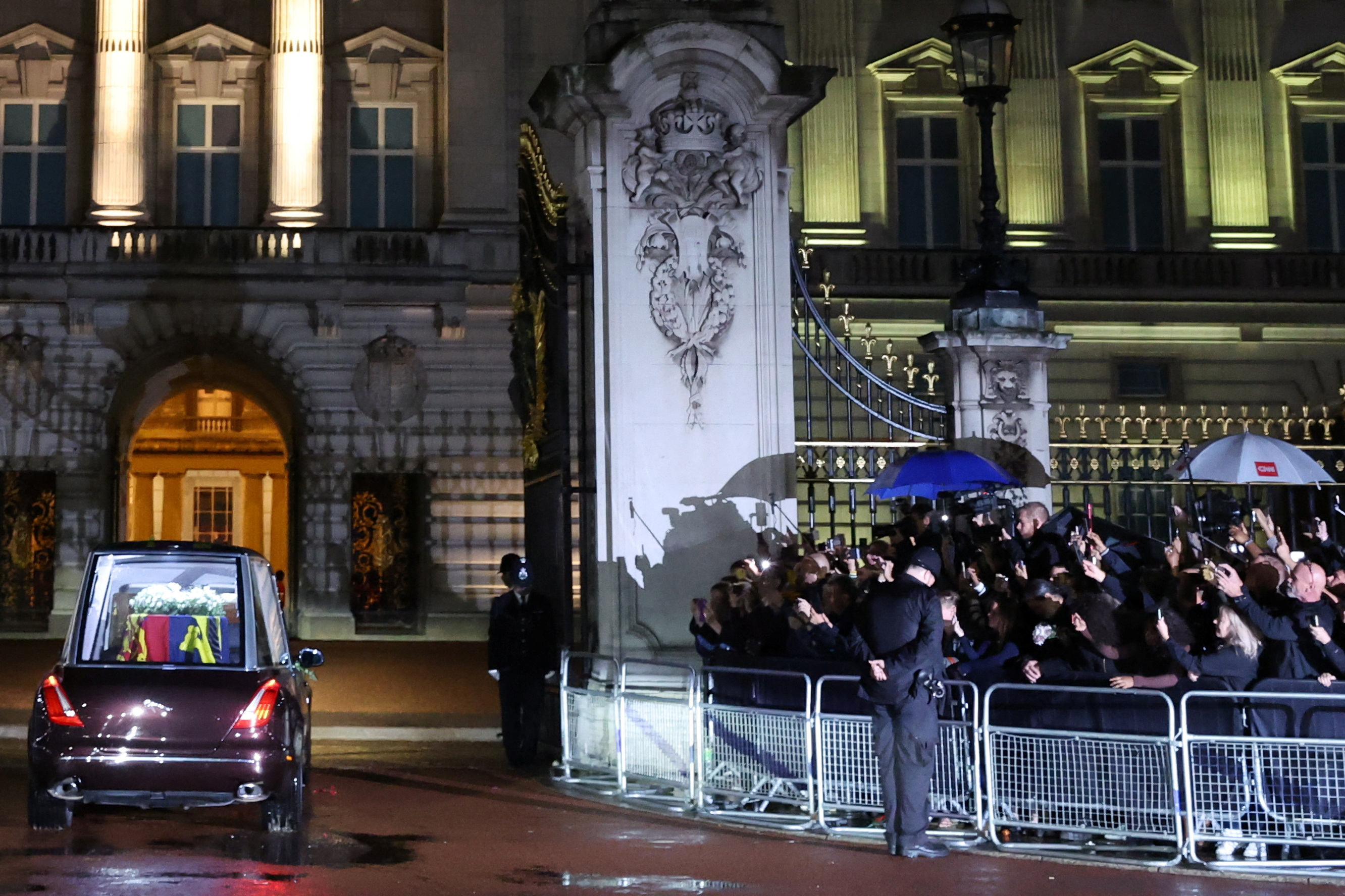 Queen's coffin arrives at Buckingham Palace as huge crowds line London ...