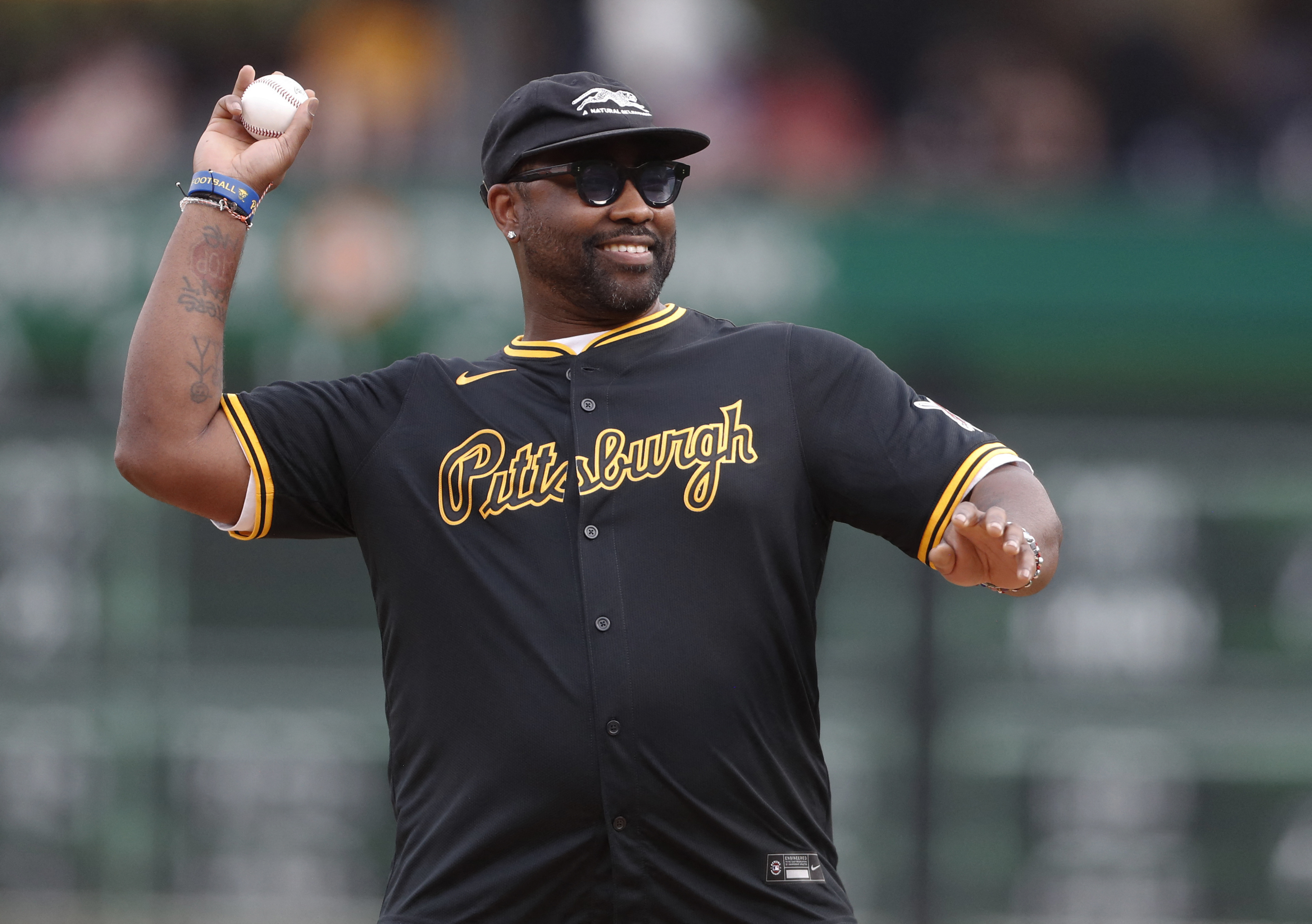 Pirates run win streak to six by beating Phillies | Reuters