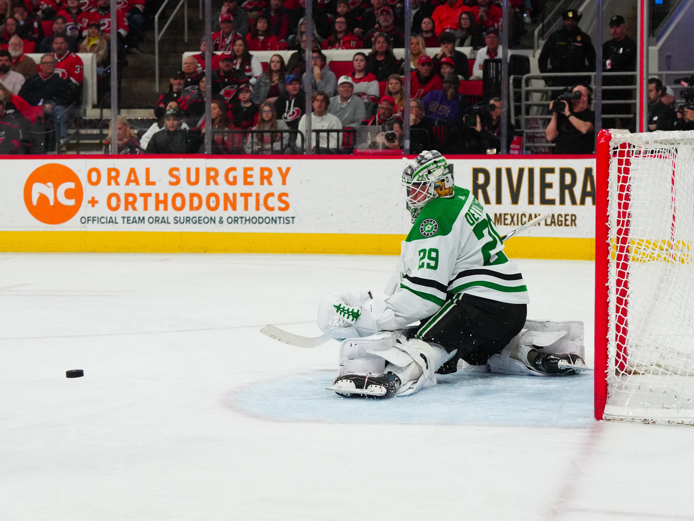 Stars edge Hurricanes to halt winless streak | Reuters