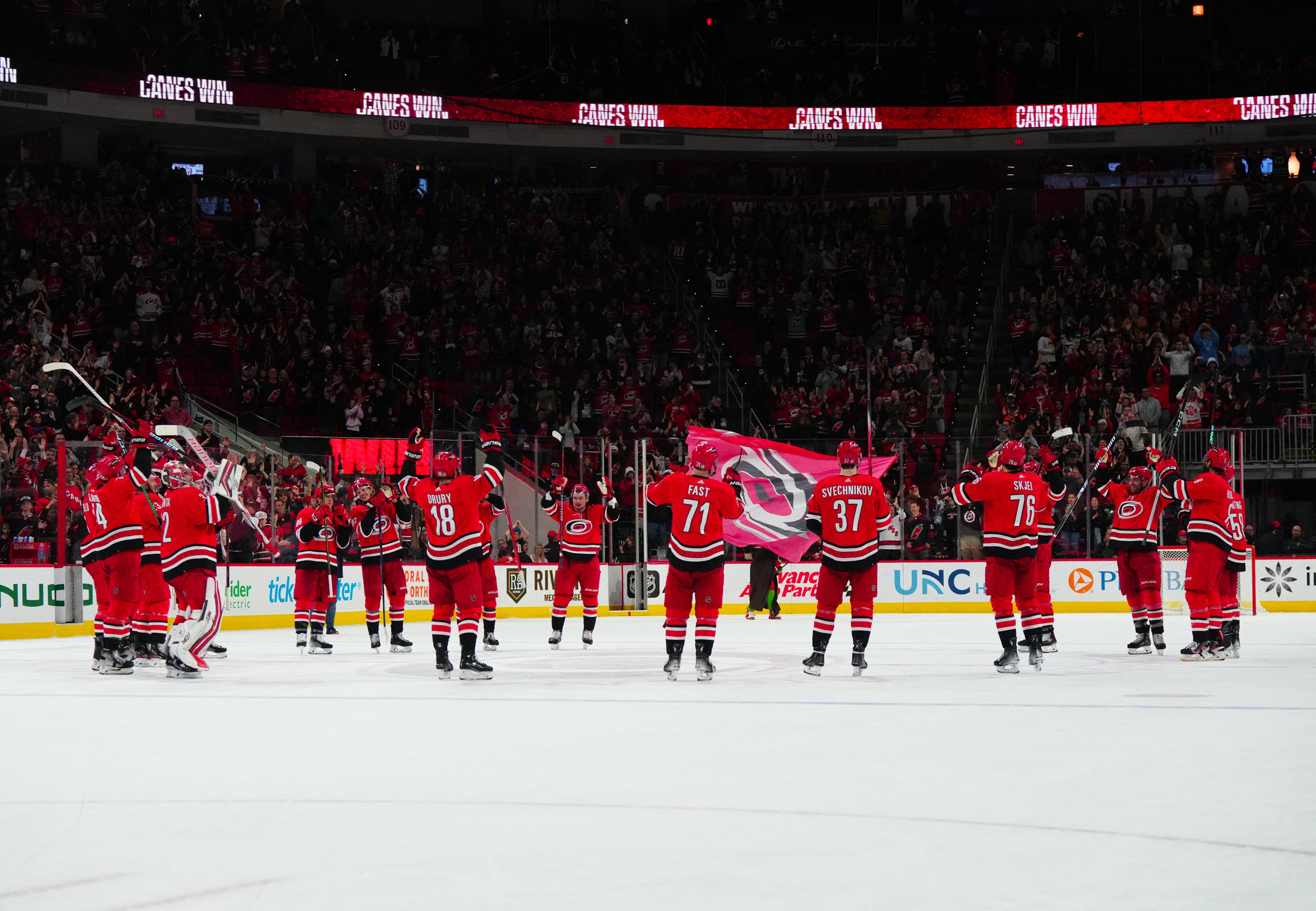 Hurricanes double up Ducks, extend point streak | Reuters