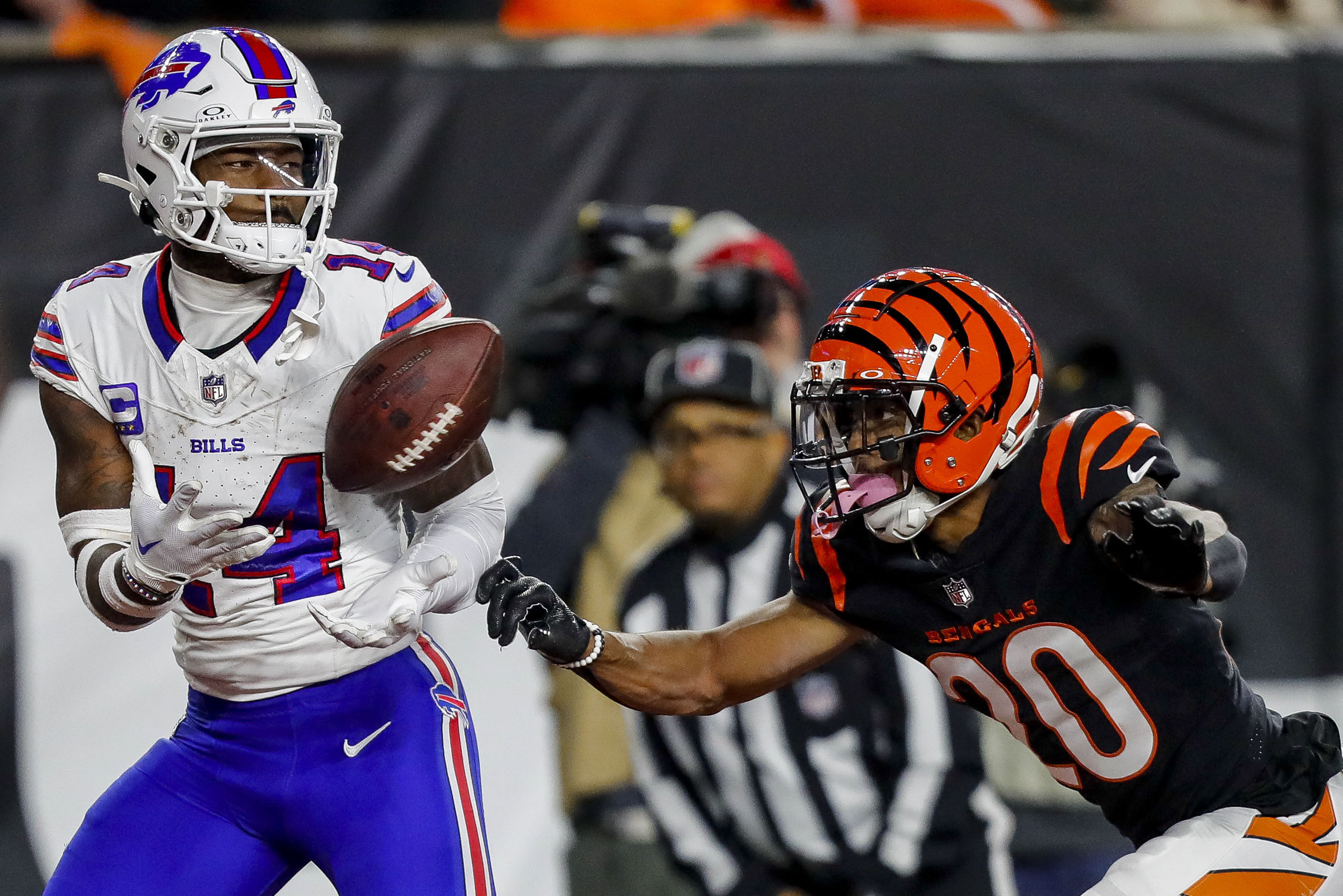 Joe Burrow throws 2 TDs as Bengals hold off Bills | Reuters