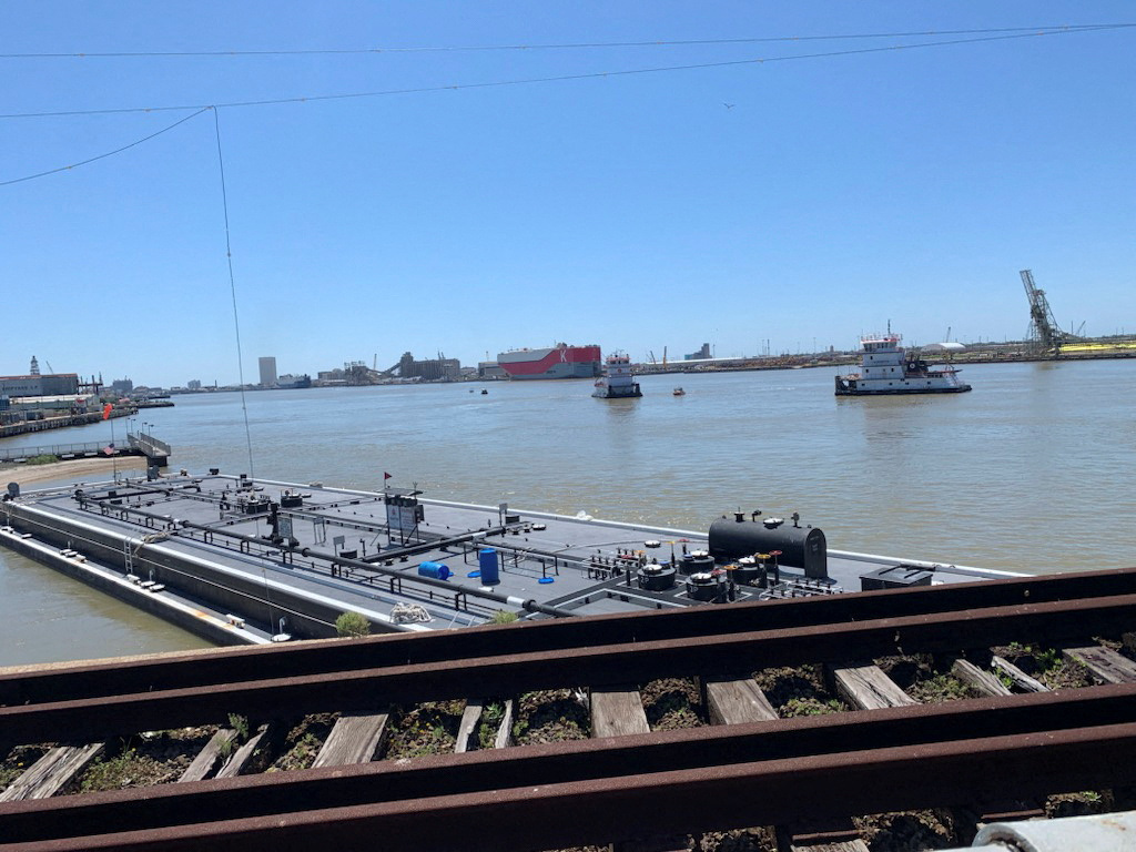 Barge hits bridge in Texas, spills oil and shuts road | Reuters