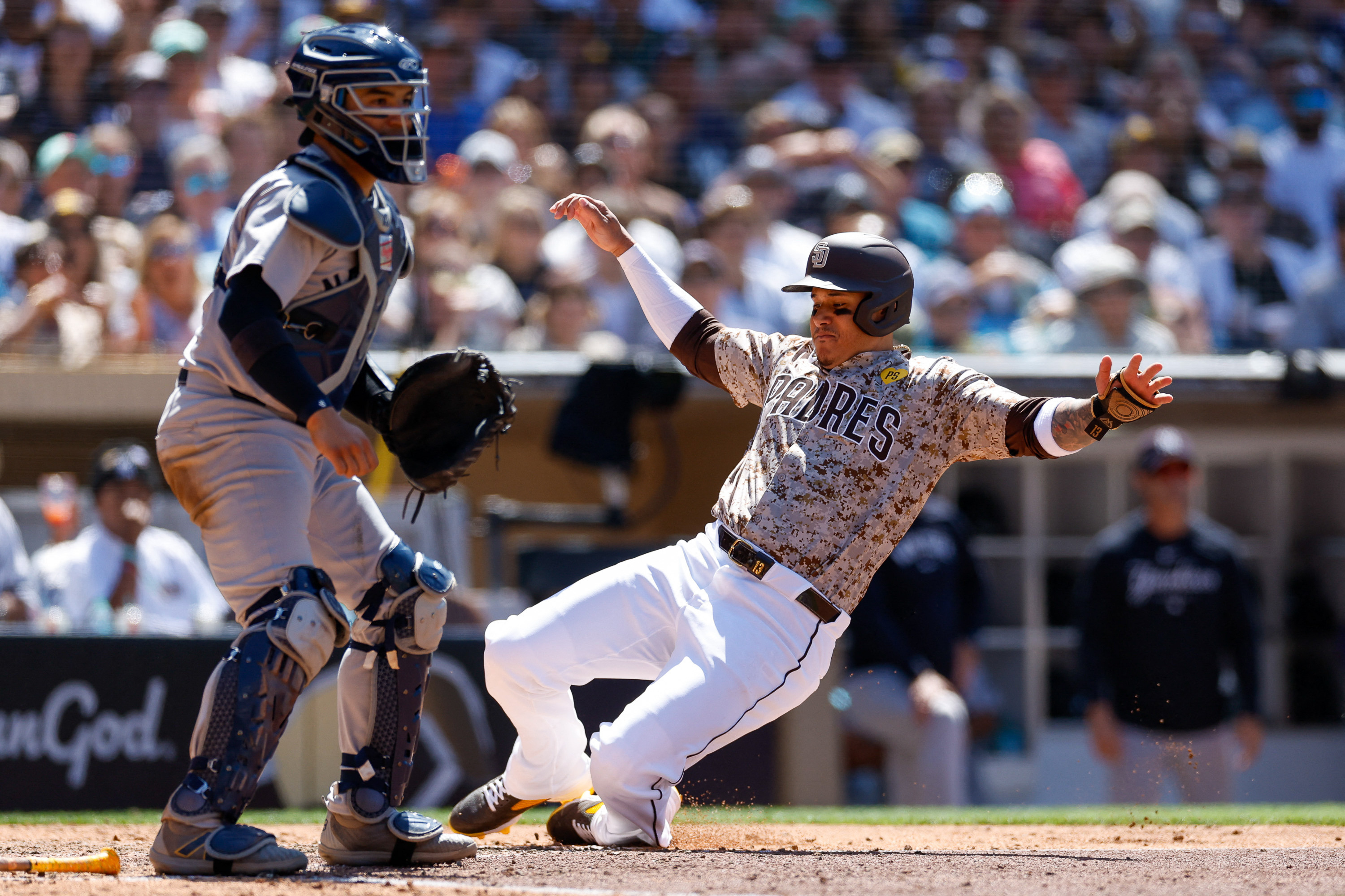 Padres post 4-run sixth, cool off Yanks to avoid sweep | Reuters