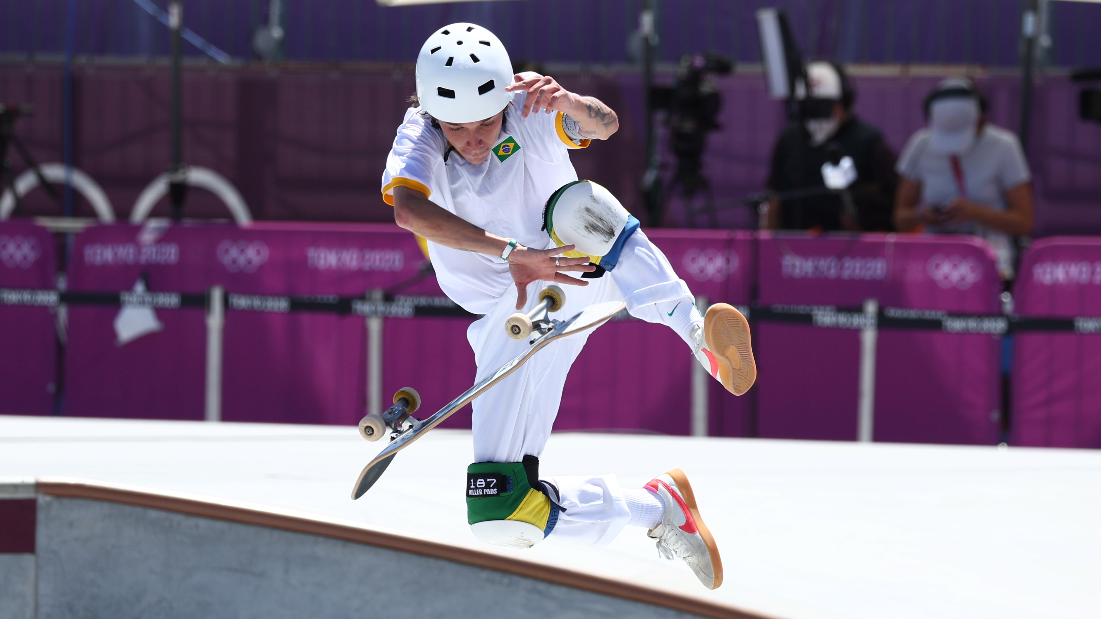 Skateboarding-Brazilians roar into park skating finals | Reuters