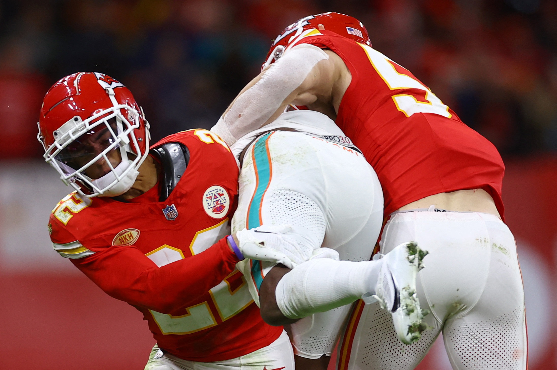 Chiefs stifle Dolphins' offense, grab key AFC win | Reuters