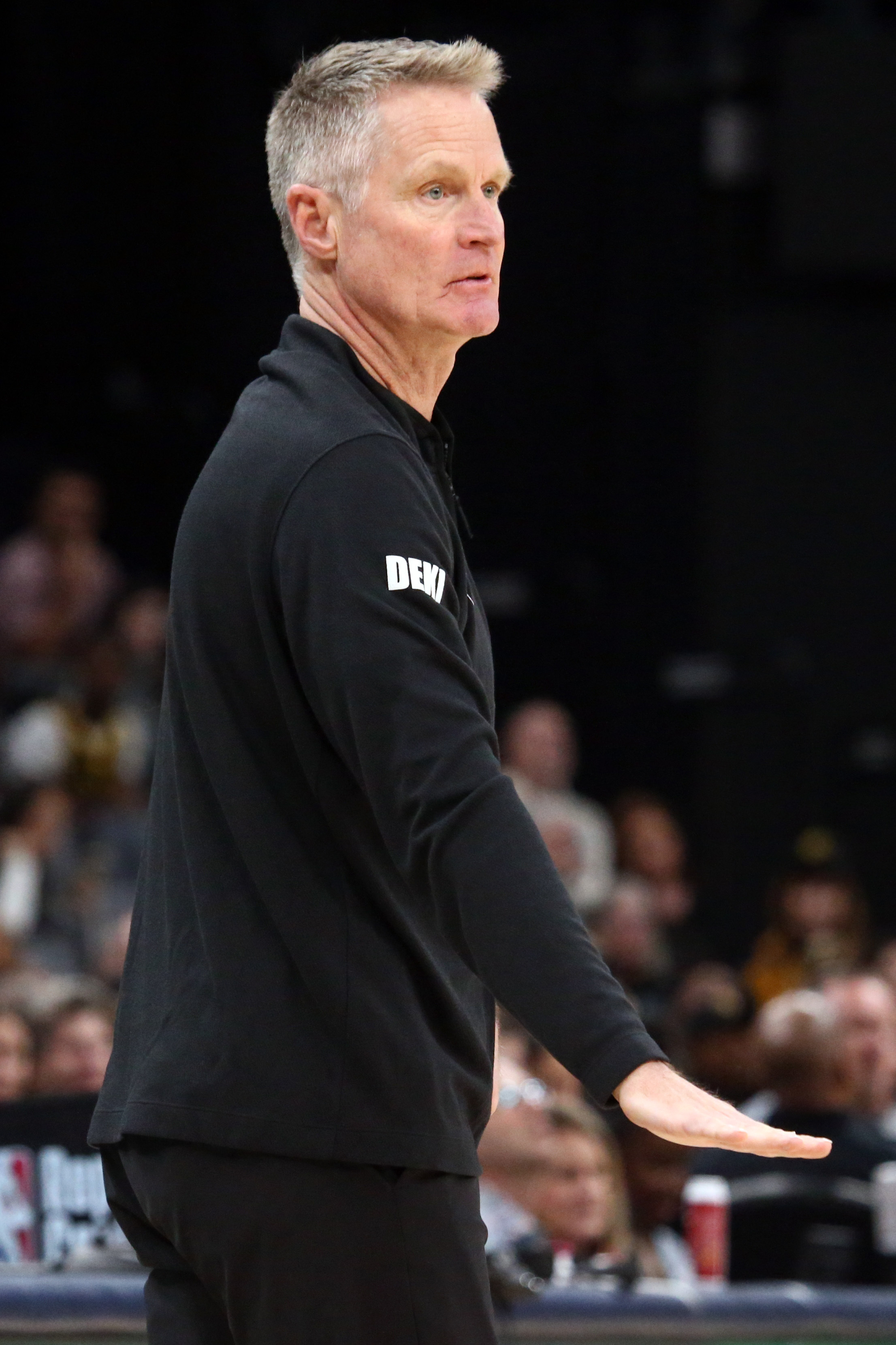 Warriors roll past Grizzlies to open road trip | Reuters