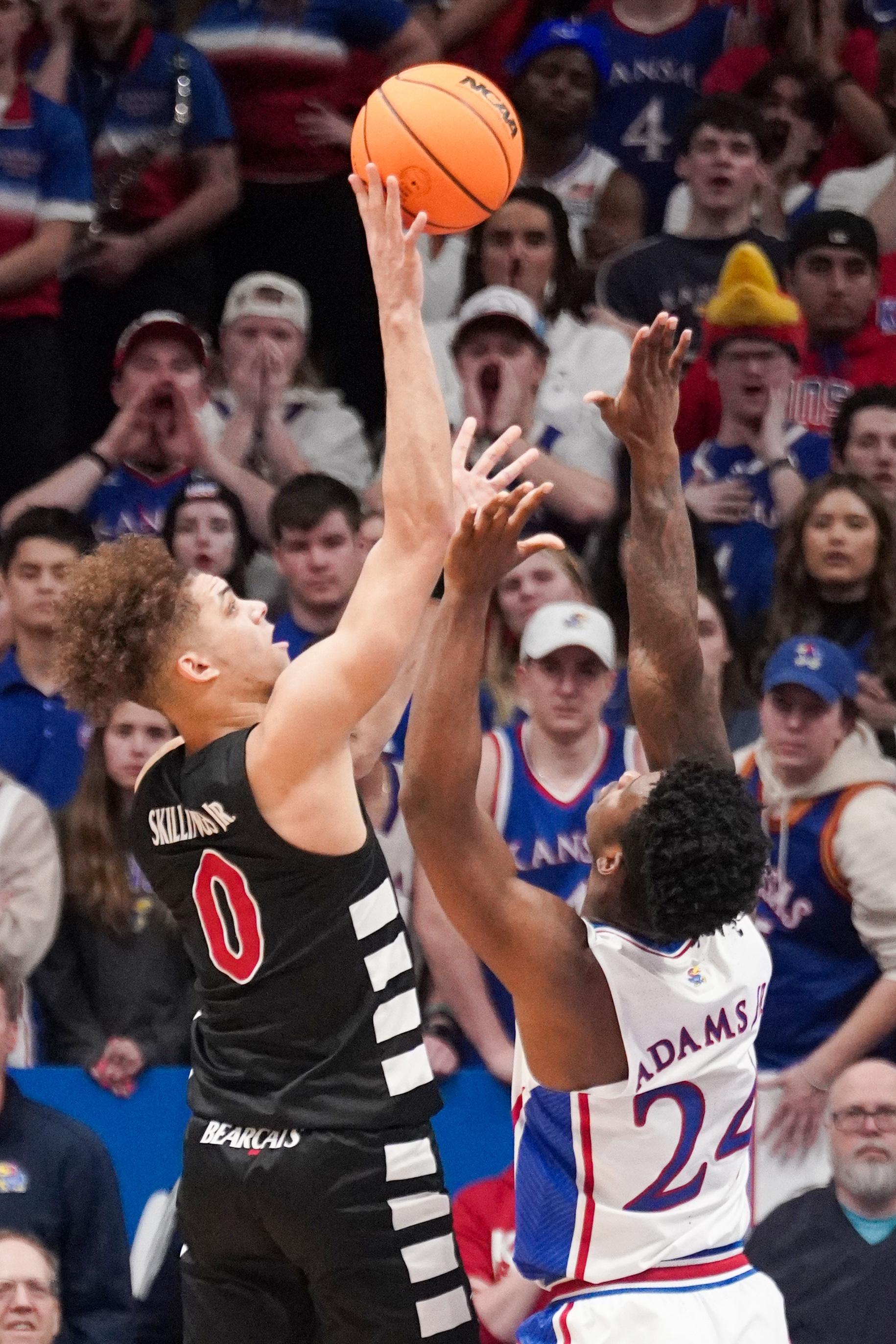 Johnny Furphy posts double-double as No. 7 Kansas tops Cincinnati | Reuters