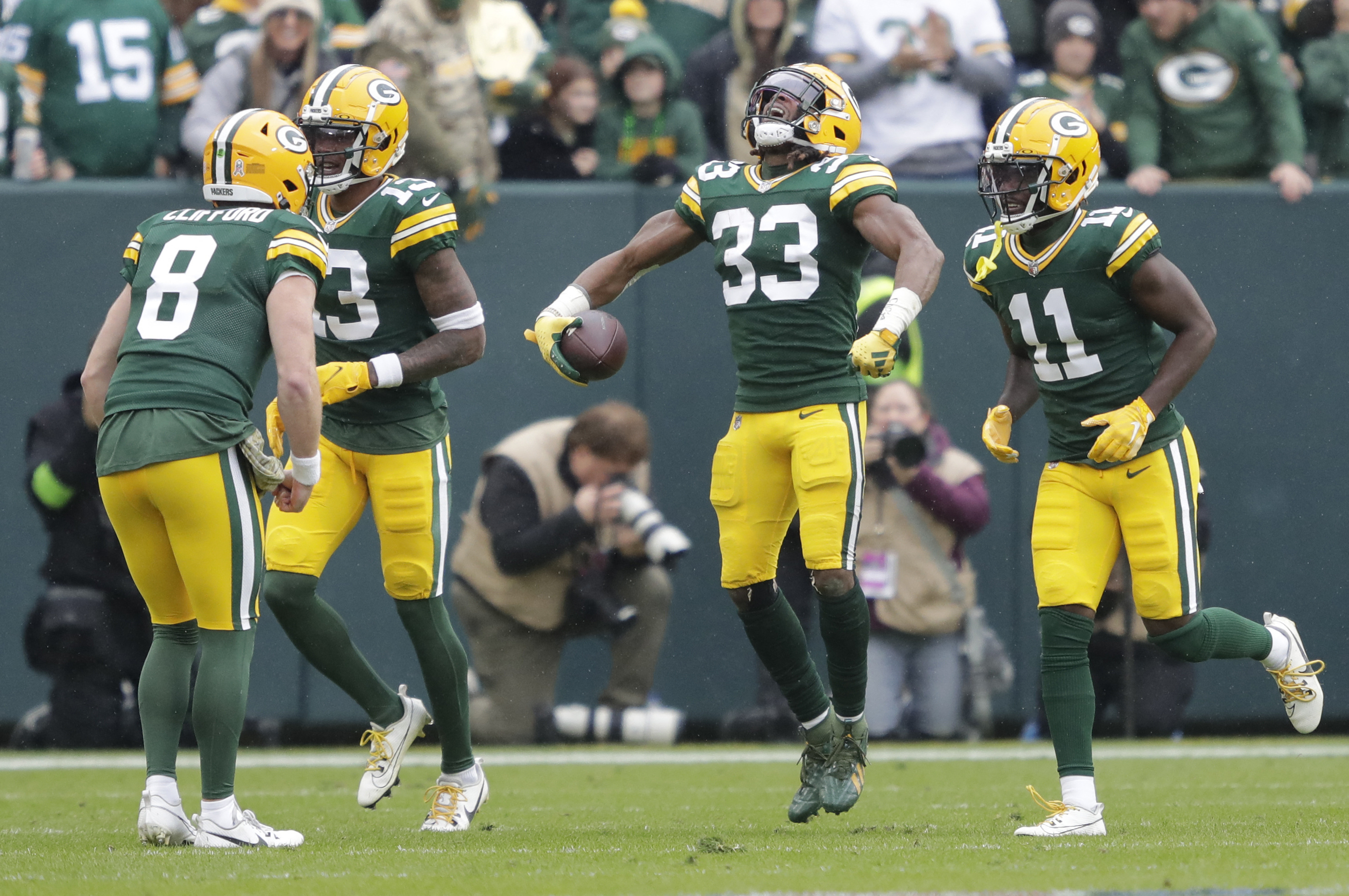Packers shut down Rams 20-3, end losing skid | Reuters