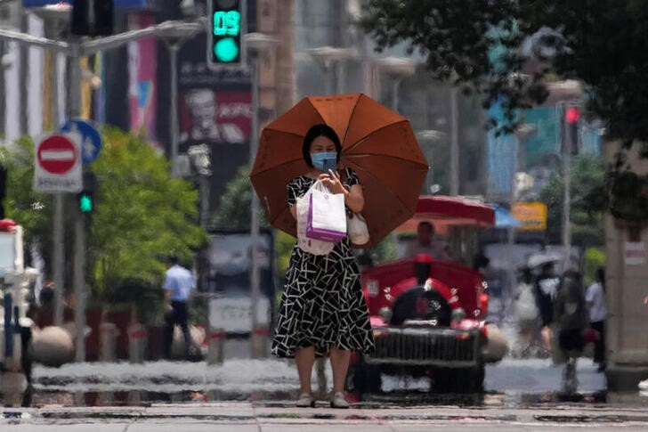 Heatwaves hammer megacities in China's Yangtze River basin | Reuters