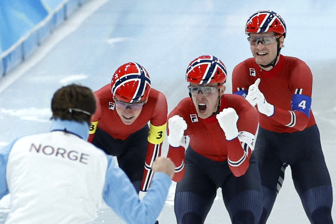 Speed skating-Norway overpower ROC to retain team pursuit title | Reuters