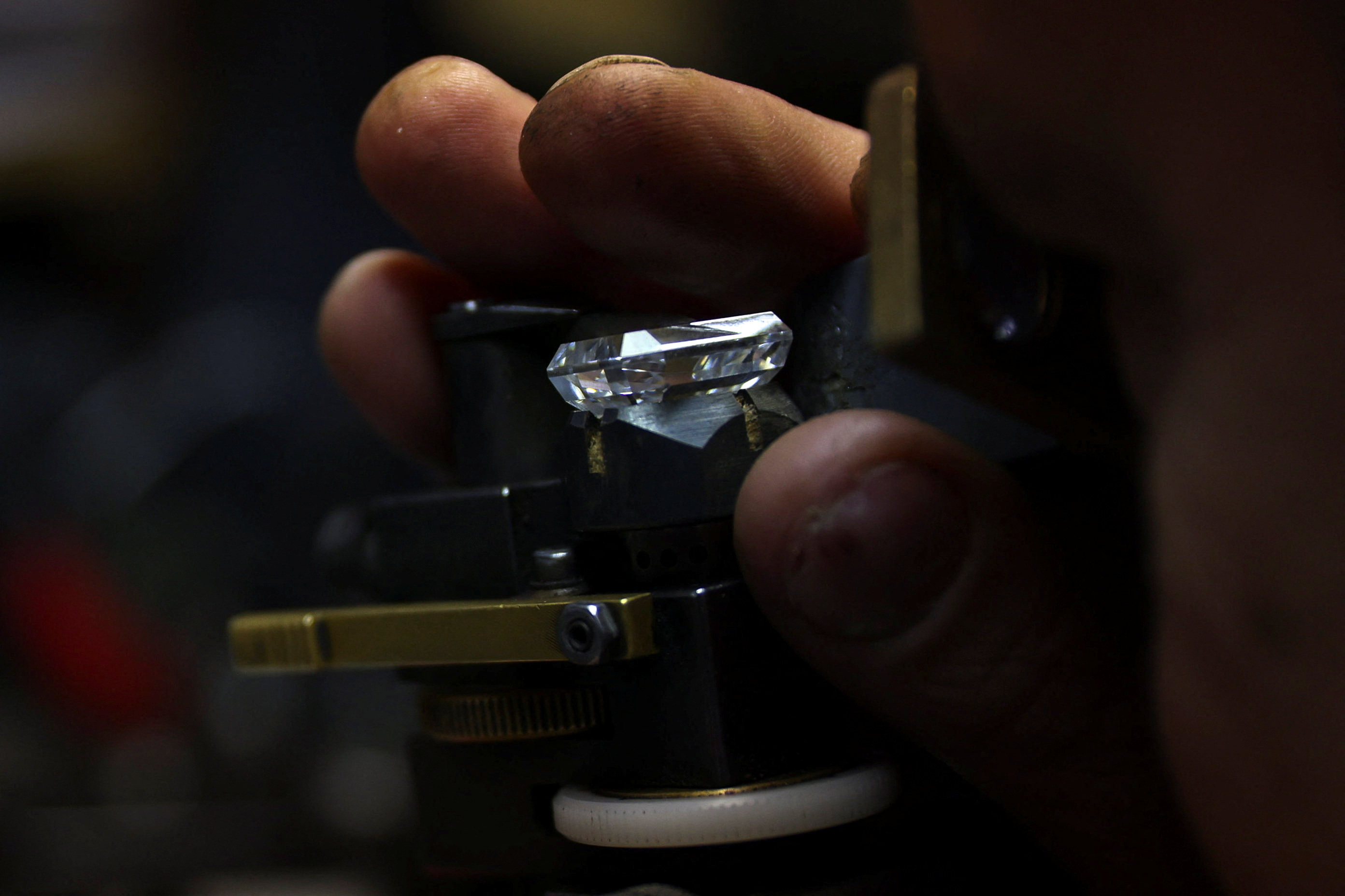 In diamond centre Antwerp, Russian gems are already shunned | Reuters