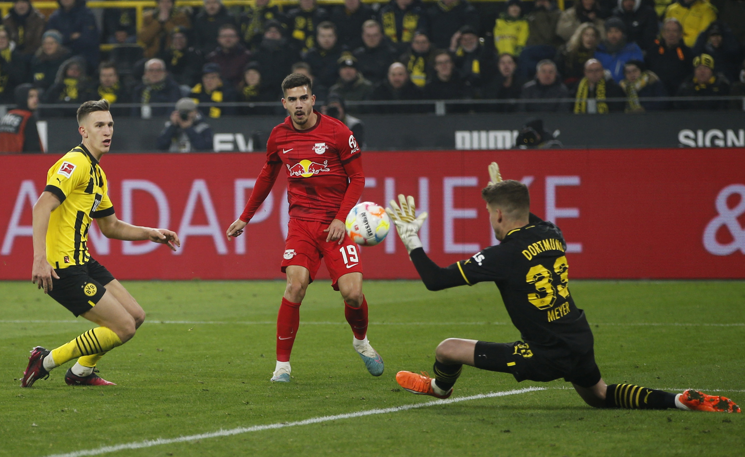 Efficient Dortmund edge past Leipzig 2-1 to move into top spot | Reuters