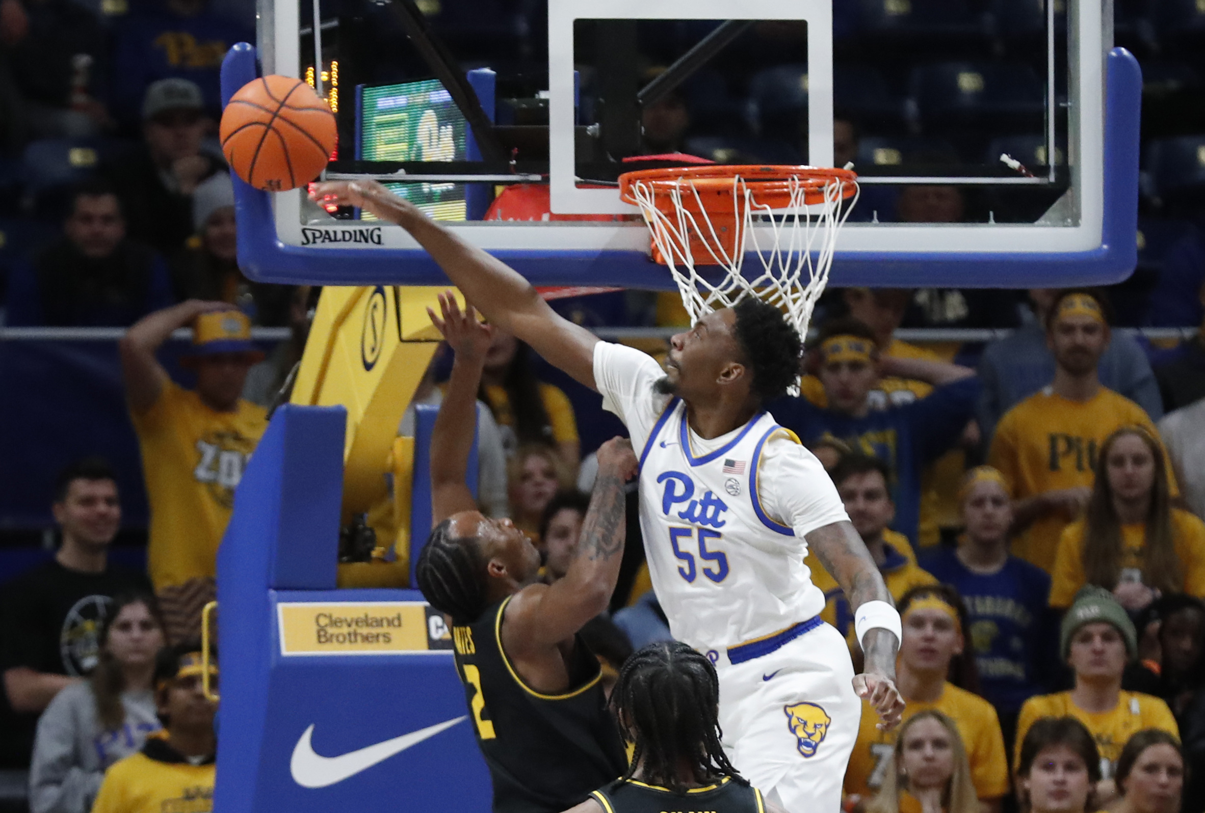 Missouri ends Pitt's home winning streak | Reuters