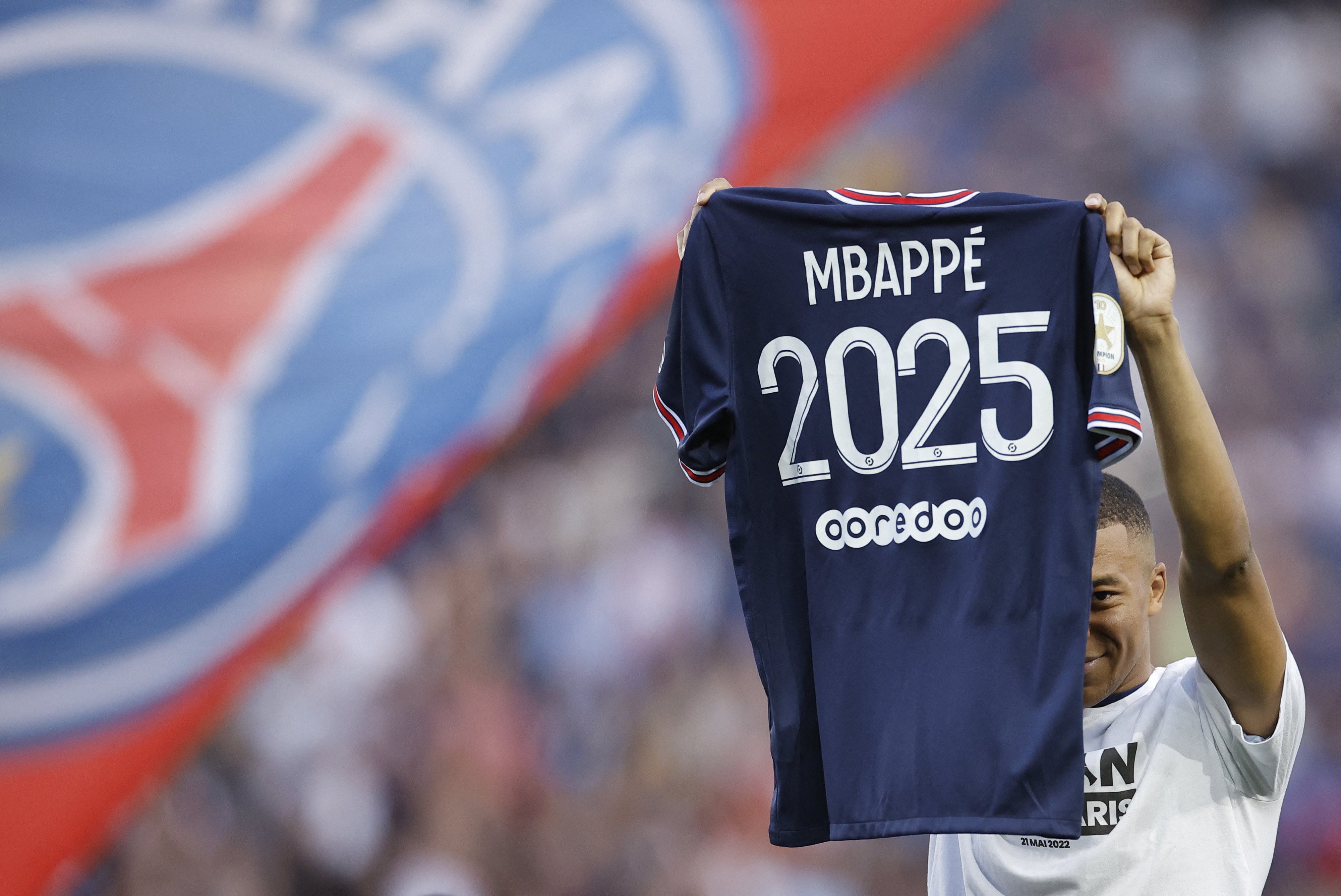 Crowd erupts as PSG announce Mbappe extends contract until 2025 | Reuters