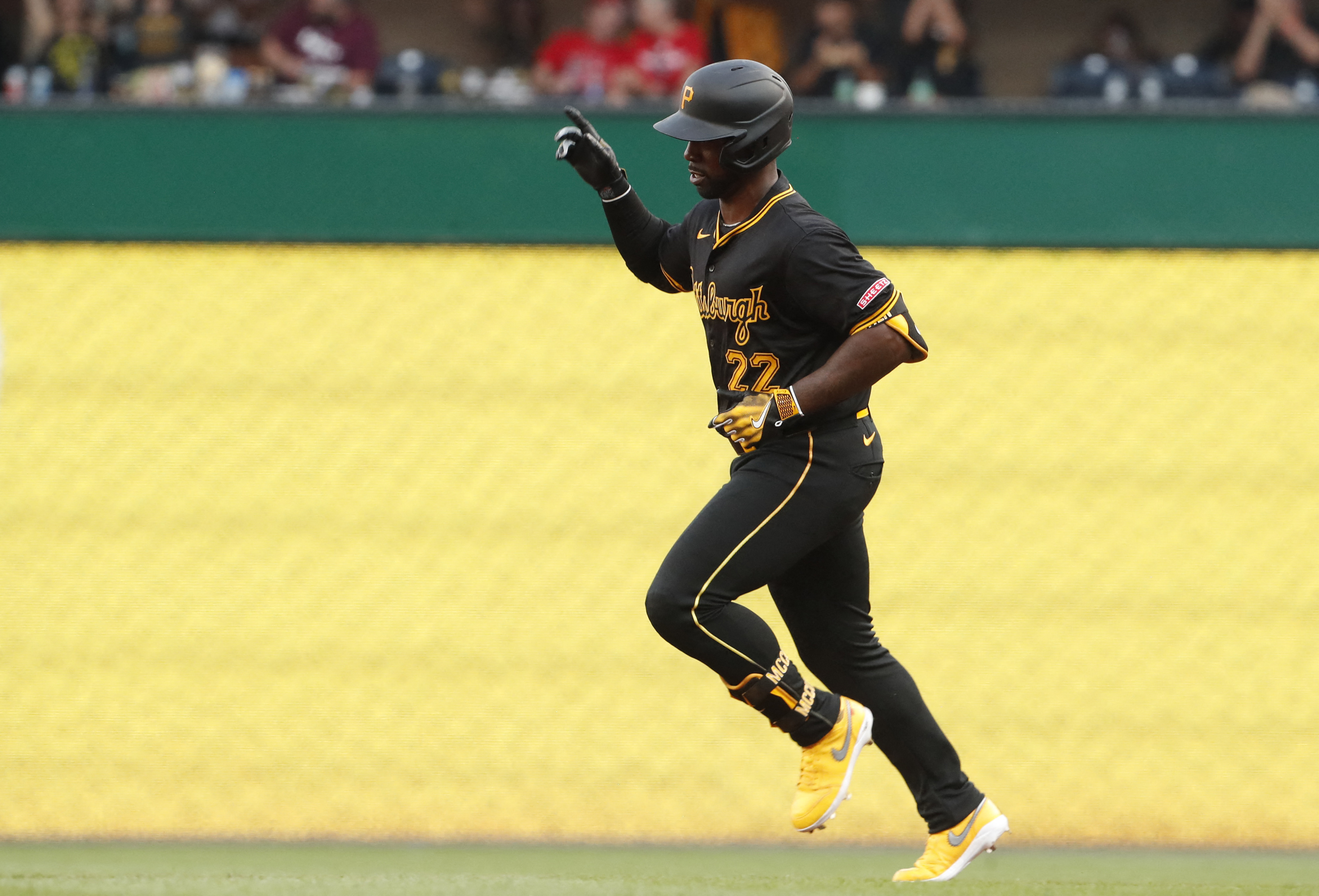 Pirates run win streak to six by beating Phillies | Reuters