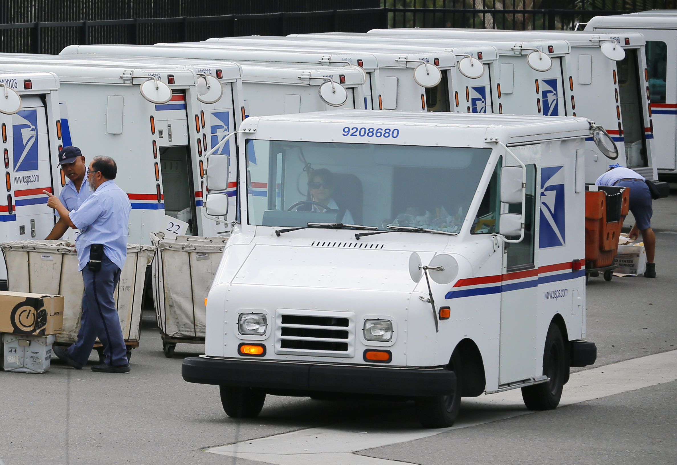 U.S. Postal chief to release 10-year strategic plan Tuesday | Reuters