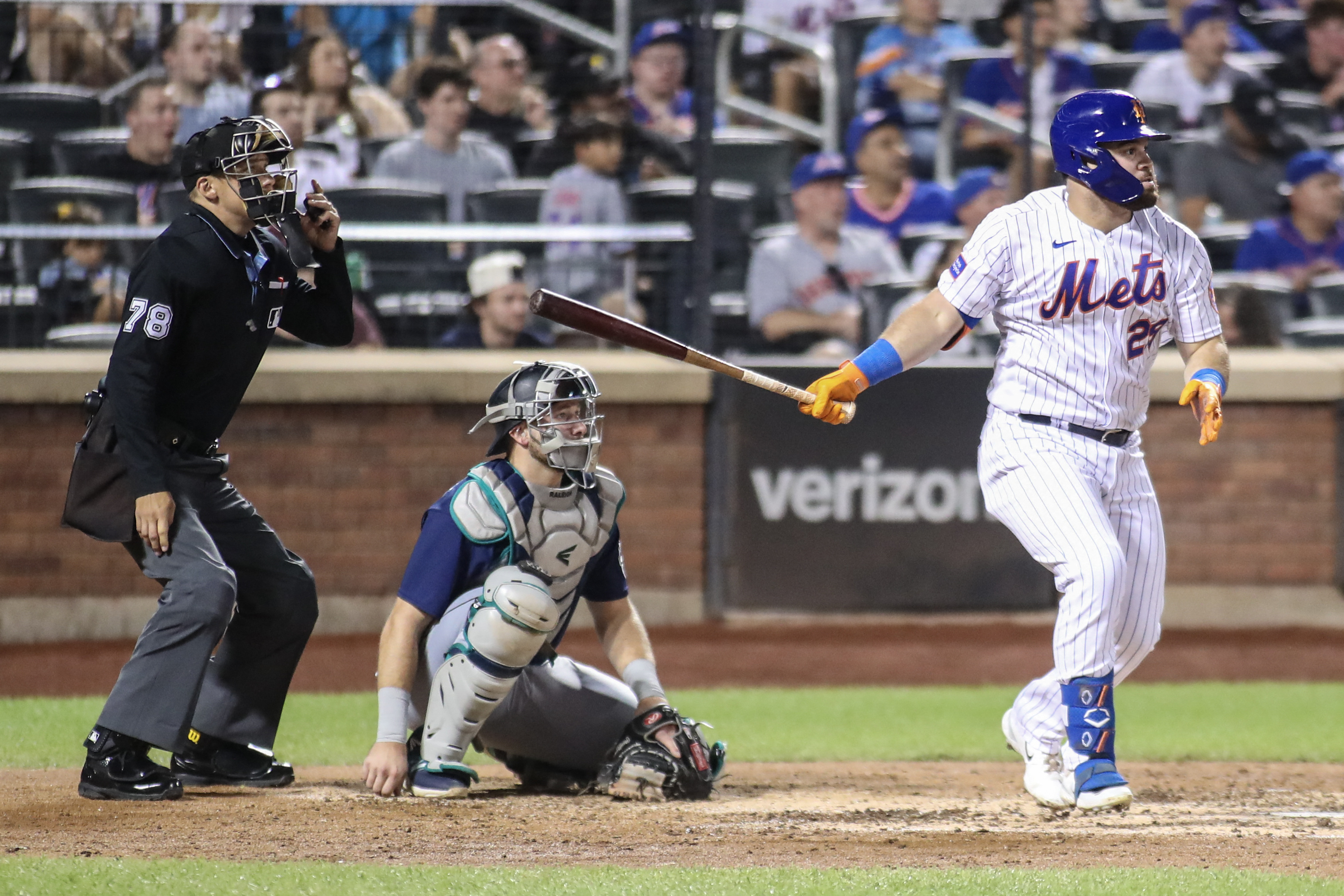 Mariners score last, win seesaw game with Mets | Reuters