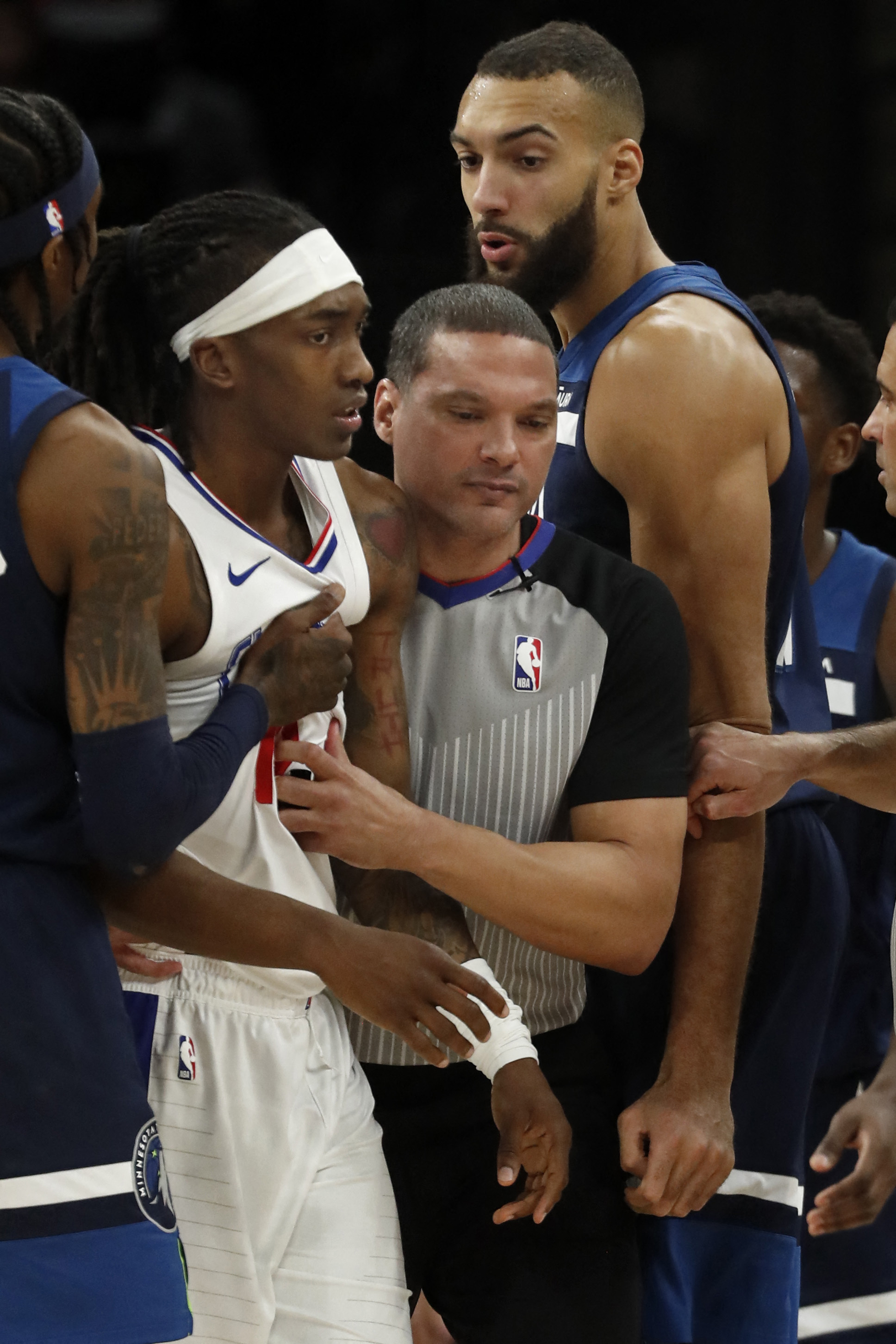 Anthony Edwards' 3rd-quarter burst fuels Wolves past Clippers | Reuters