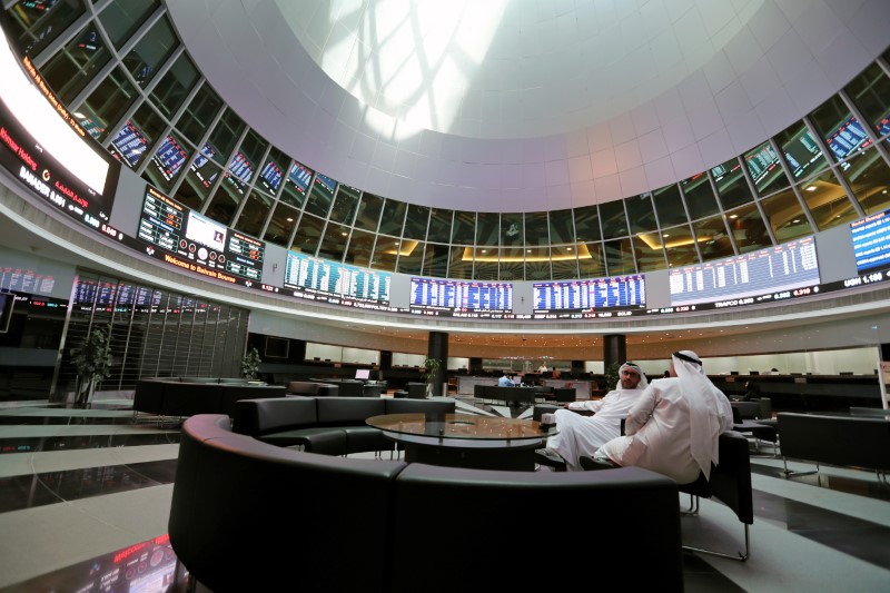 Major Gulf bourses move in narrow range as oil prices fall | Reuters